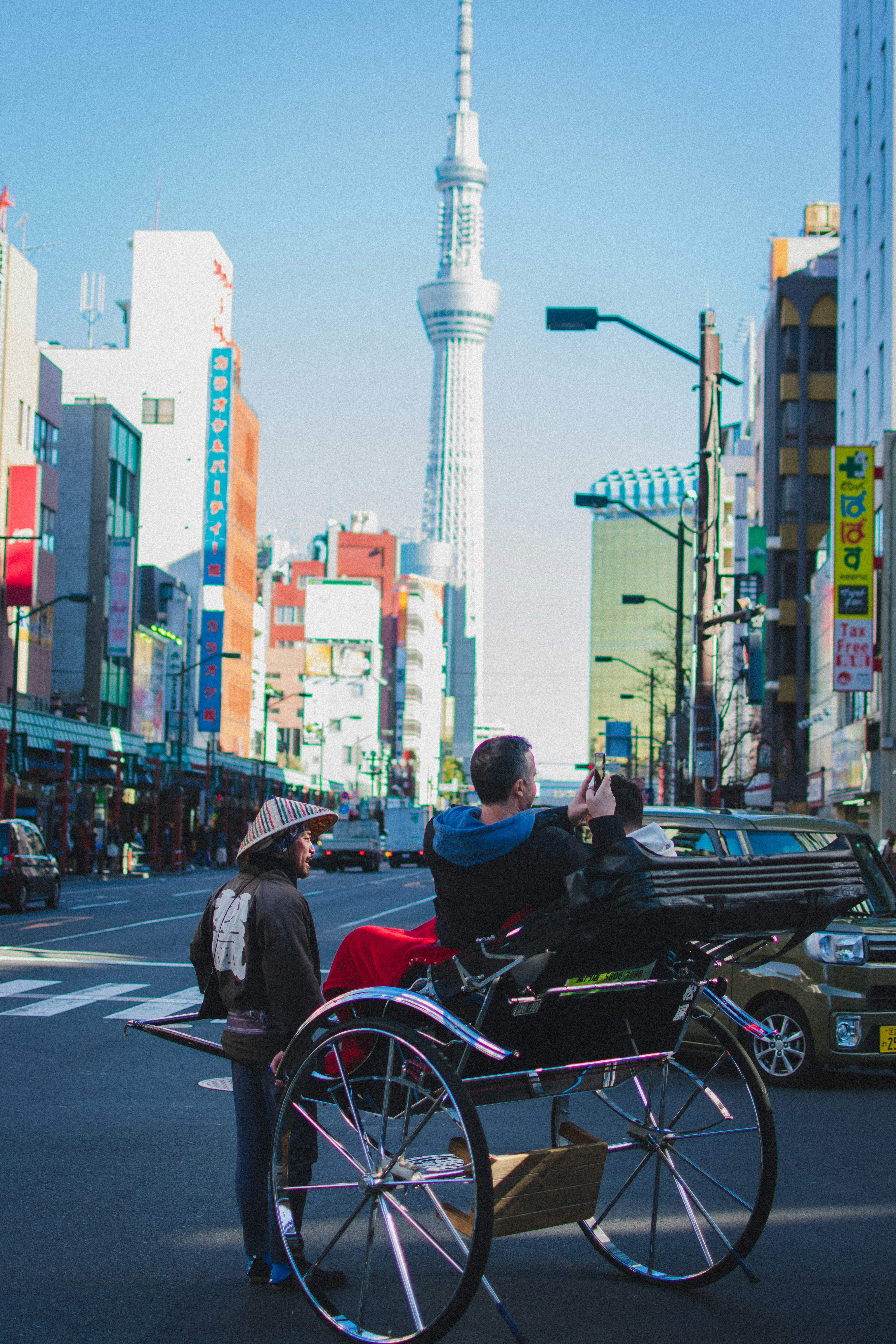 Foto Gente montando en bicicleta en blanco y negro en la carretera ...