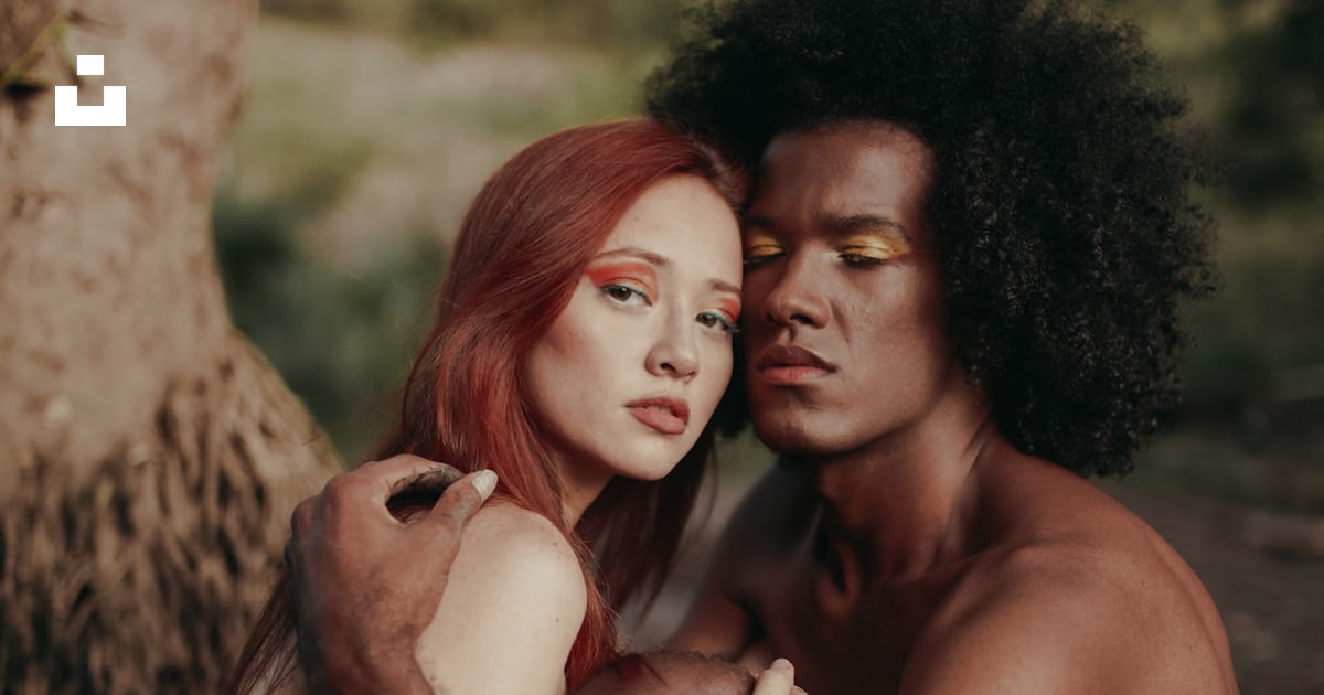 Femme Aux Seins Nus étreignant Une Femme Aux Seins Nus Photo Photo