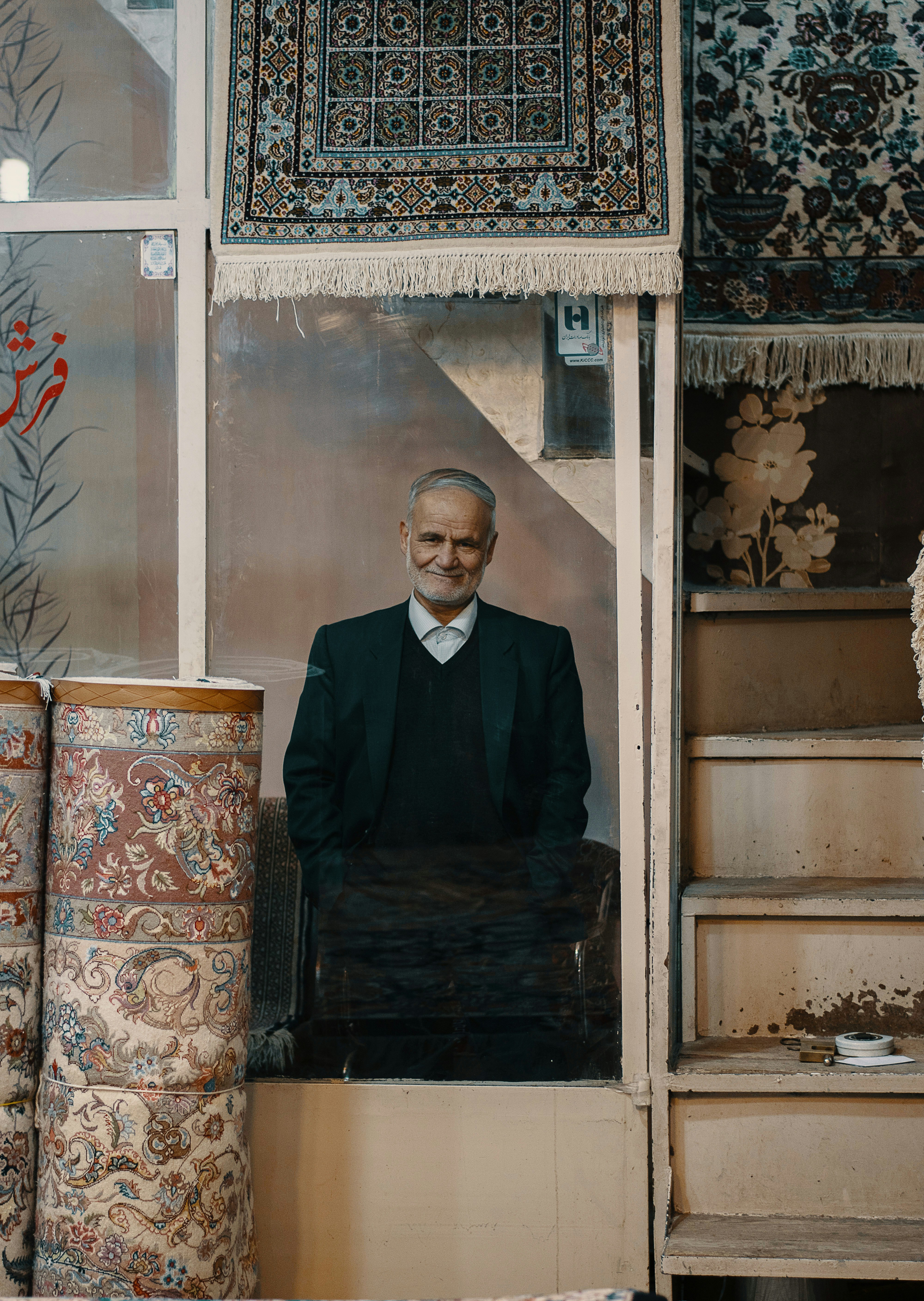 Foto Hombre en traje negro chaqueta foto – Imagen Irán gratis en Unsplash