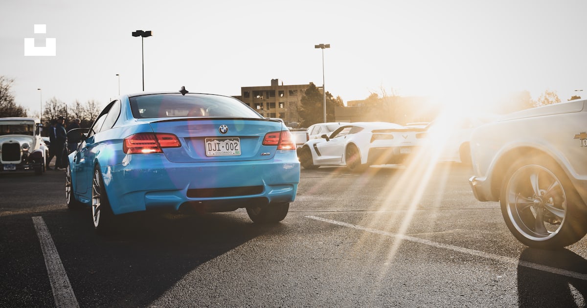낮 동안 도로를 달리는 파란색 Bmw M 3 사진 Unsplash의 무료 자동차 이미지