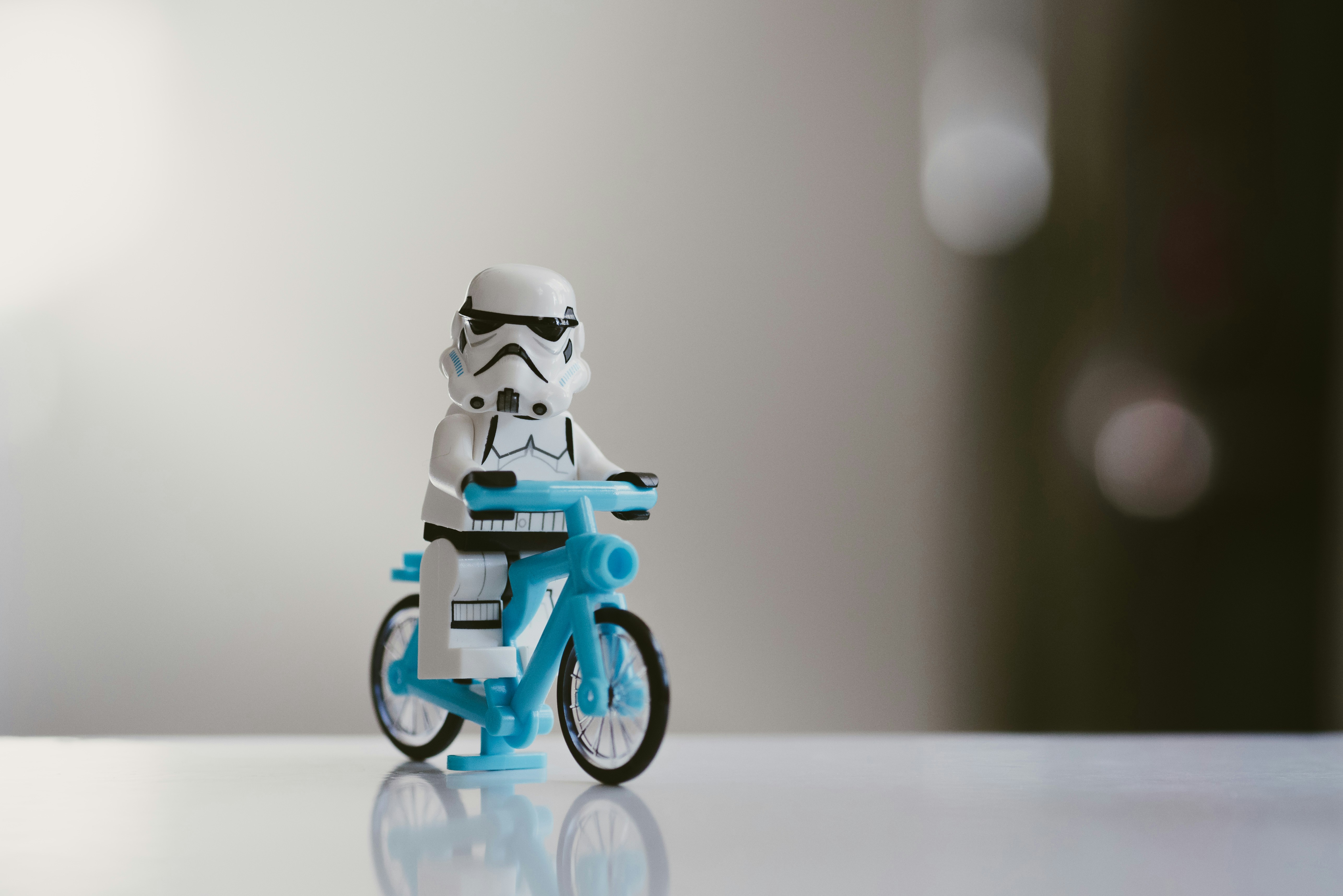 Lego minifig riding on motorcycle photo – Free Machine Image on Unsplash