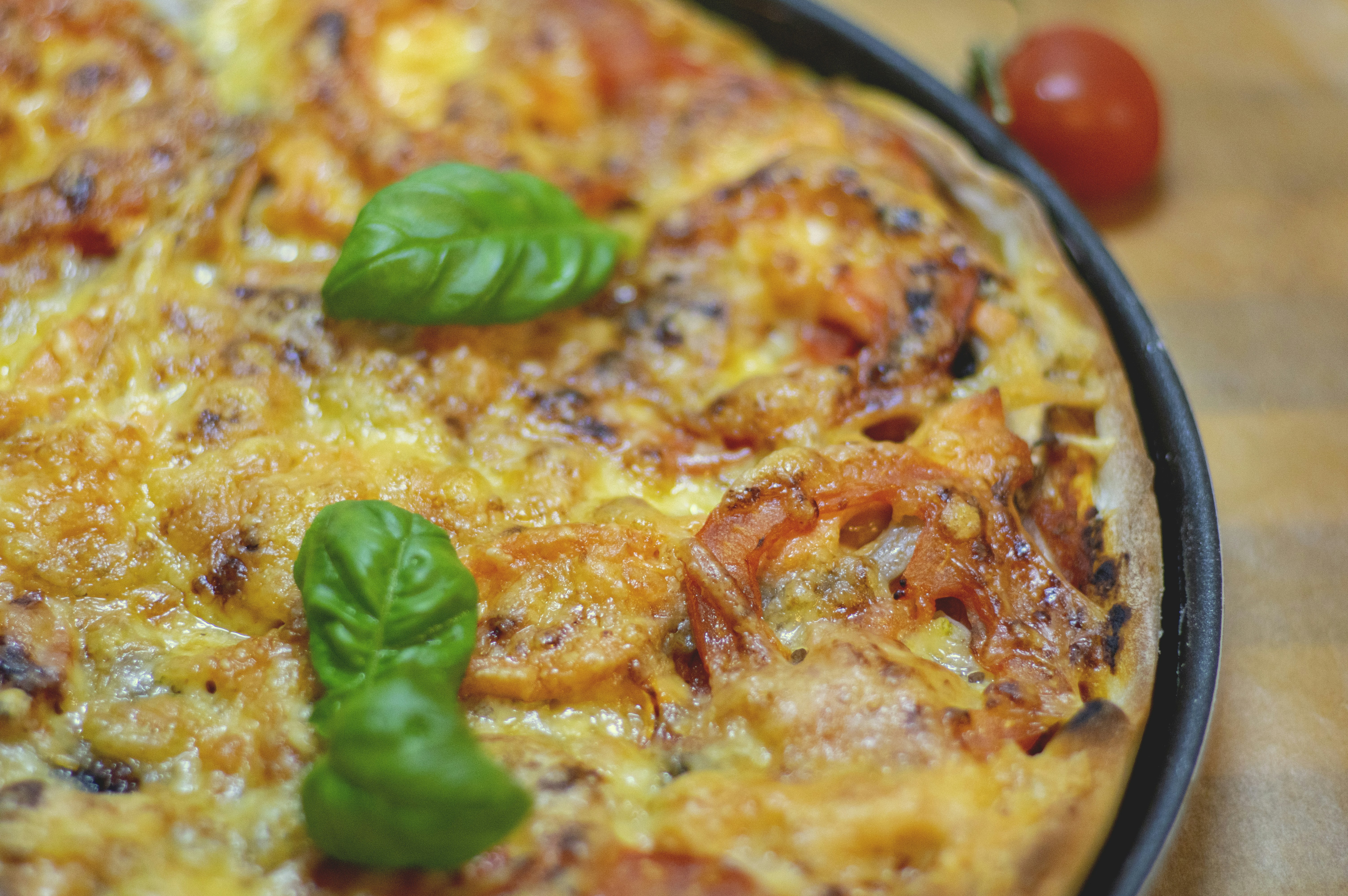 Gros plan d’une pizza sur une casserole sur une table photo – Image ...