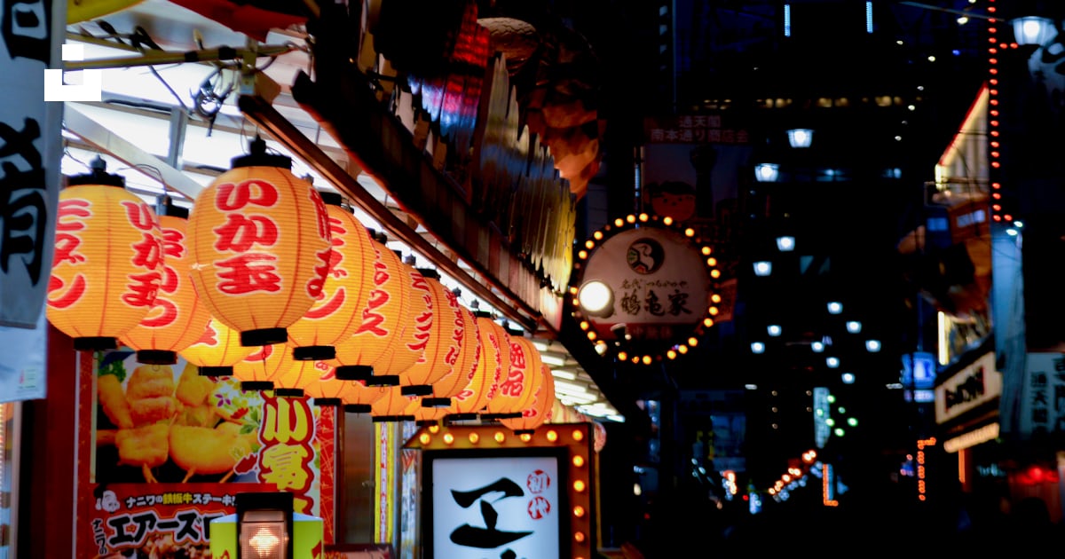 Foto Personas Que Caminan Por La Calle Durante La Noche Imagen Osaka