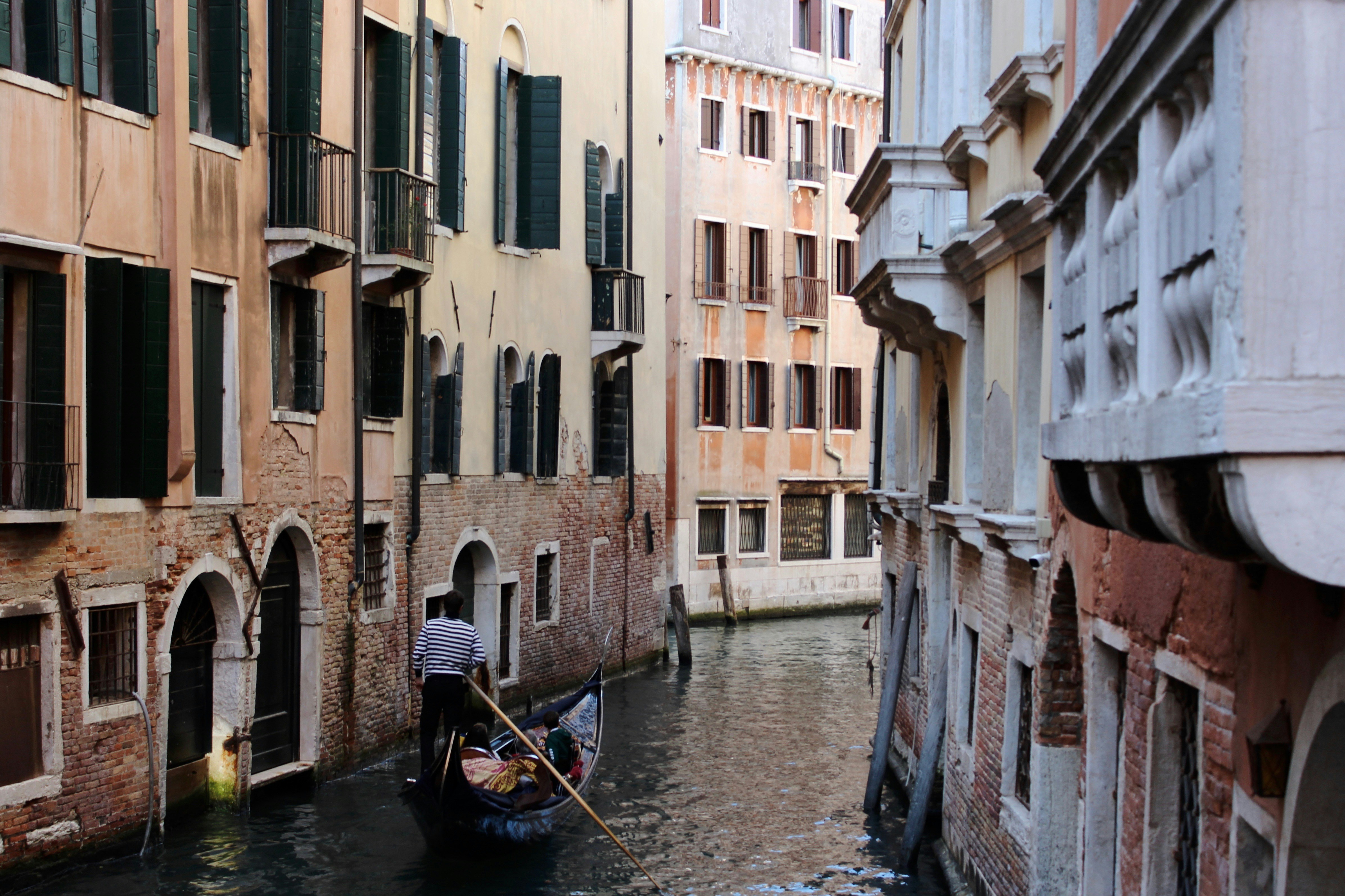 Foto Hombre con chaqueta negra montando en bote en el río entre ...