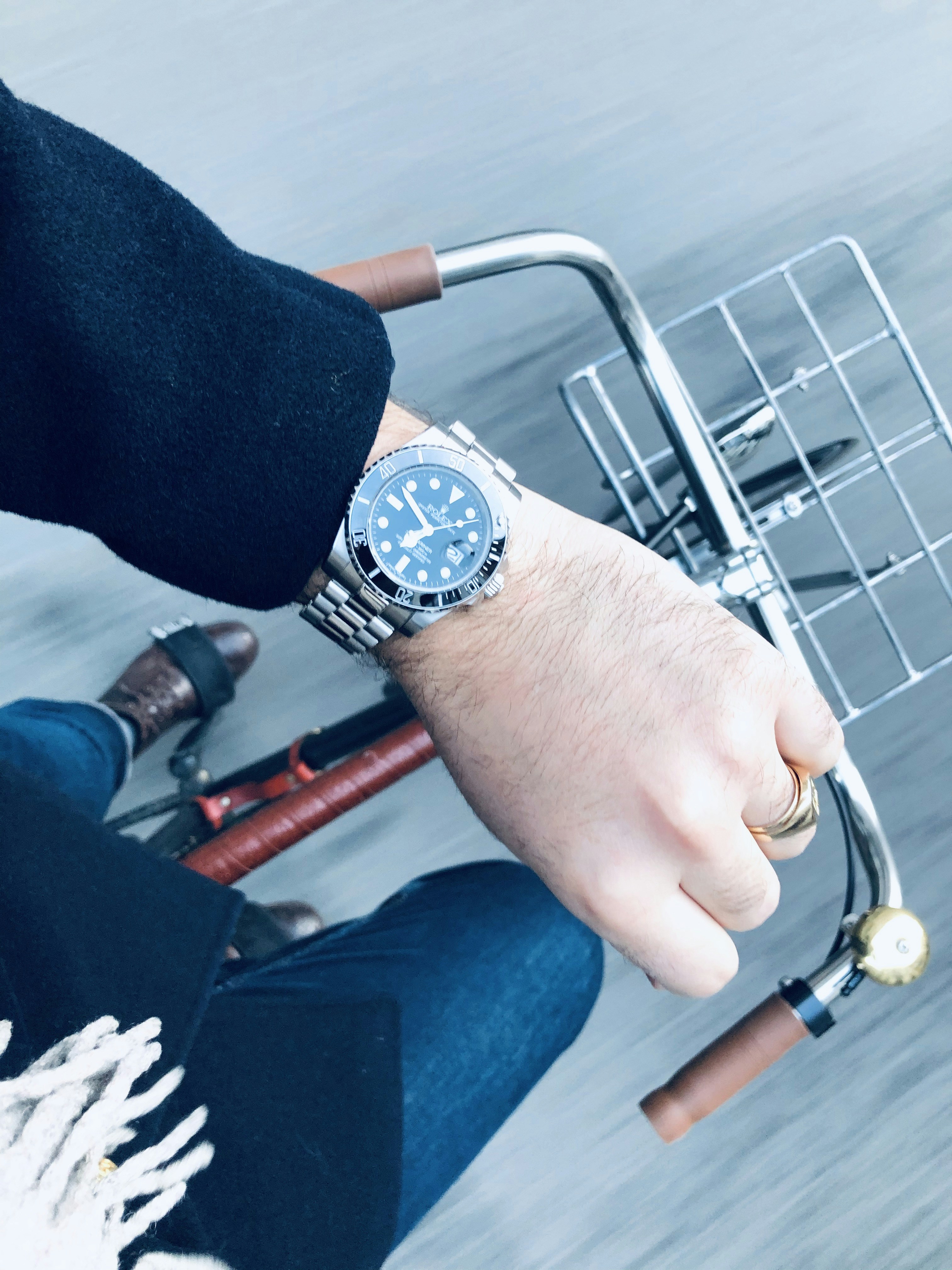 Foto Persona con reloj cronógrafo negro y plateado – Imagen Ixelles ...