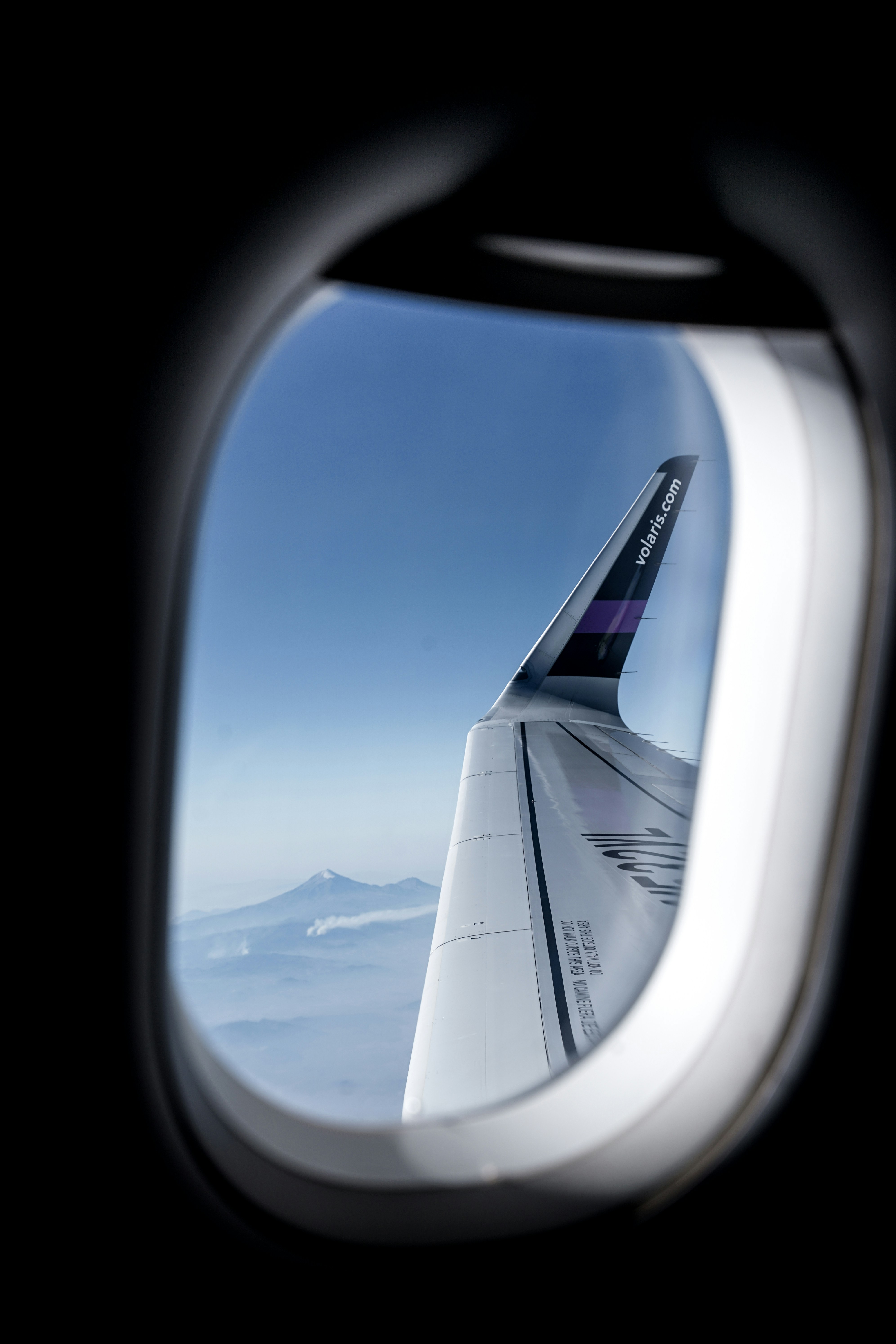 Winglet Horizon: Distant Peaks Through a Jet Window