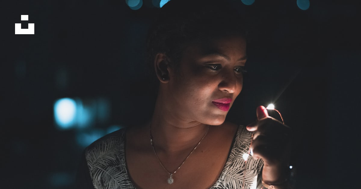 Foto Mujer en camisa blanca y negra fumando cigarrillo – Imagen India ... Foto Mujer en camisa blanca y negra fumando cigarrillo – Imagen India ...
