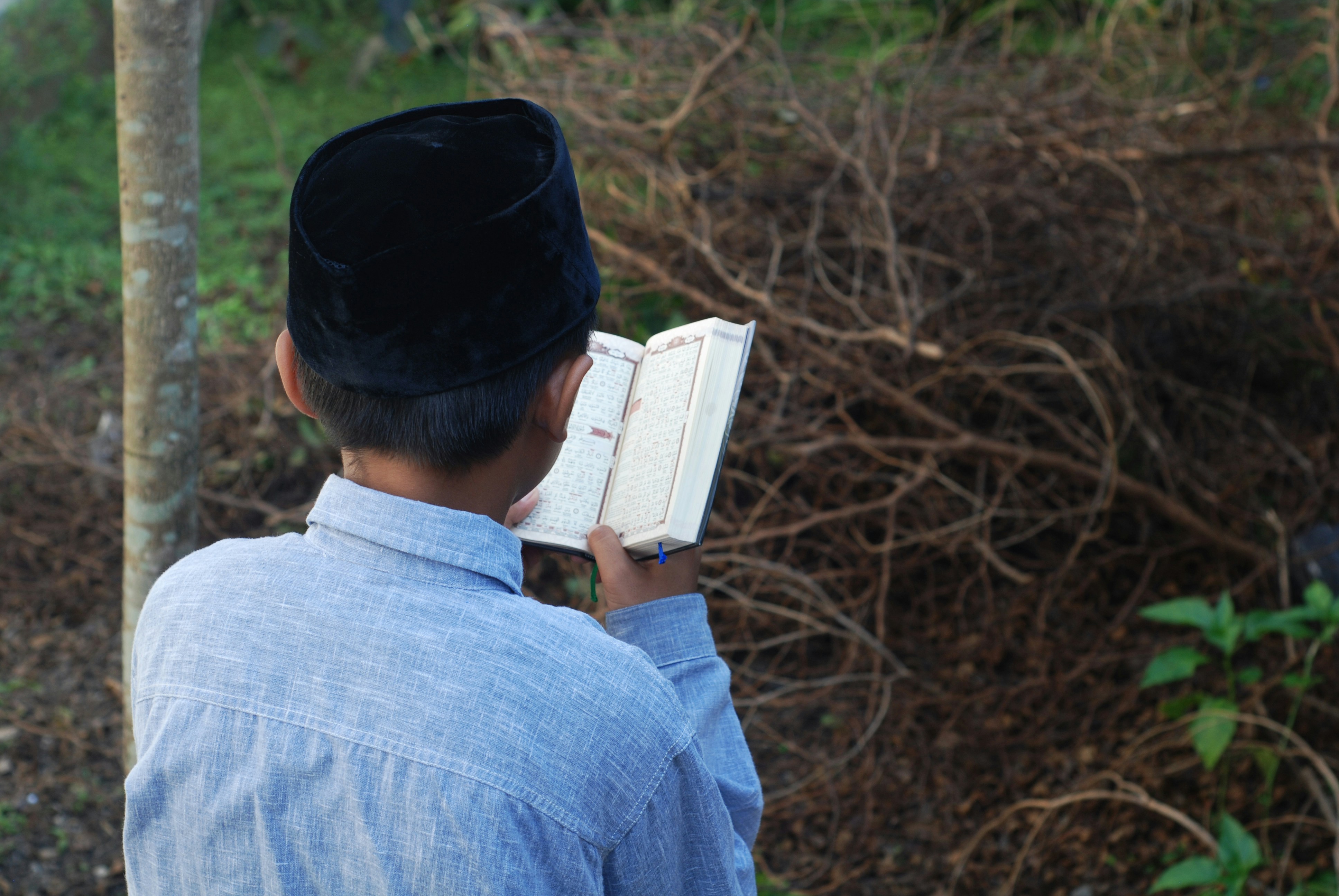 Man in blue denim jacket reading book photo – Free Human Image on Unsplash