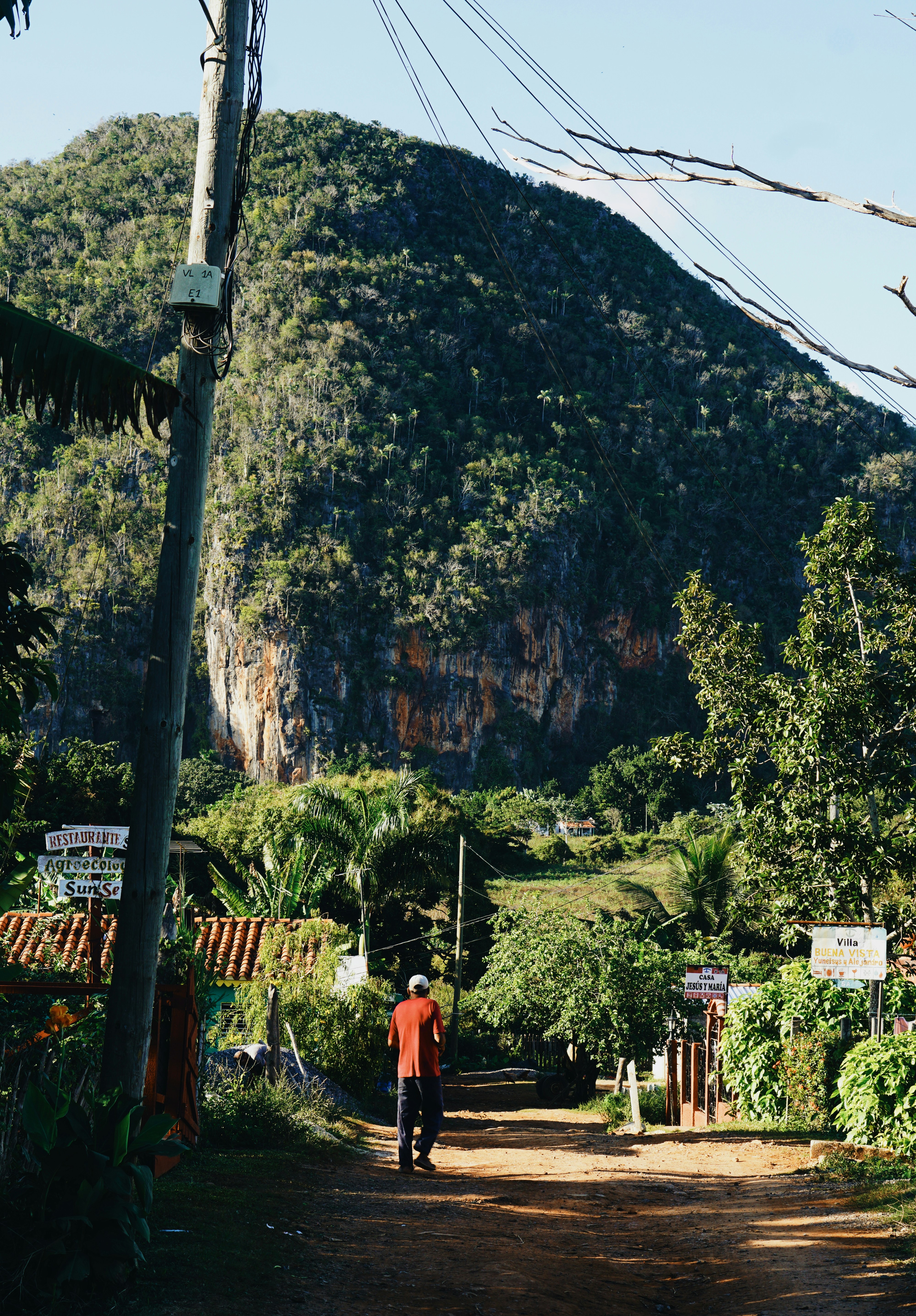 Un hombre caminando por un camino de tierra frente a una montaña foto ...