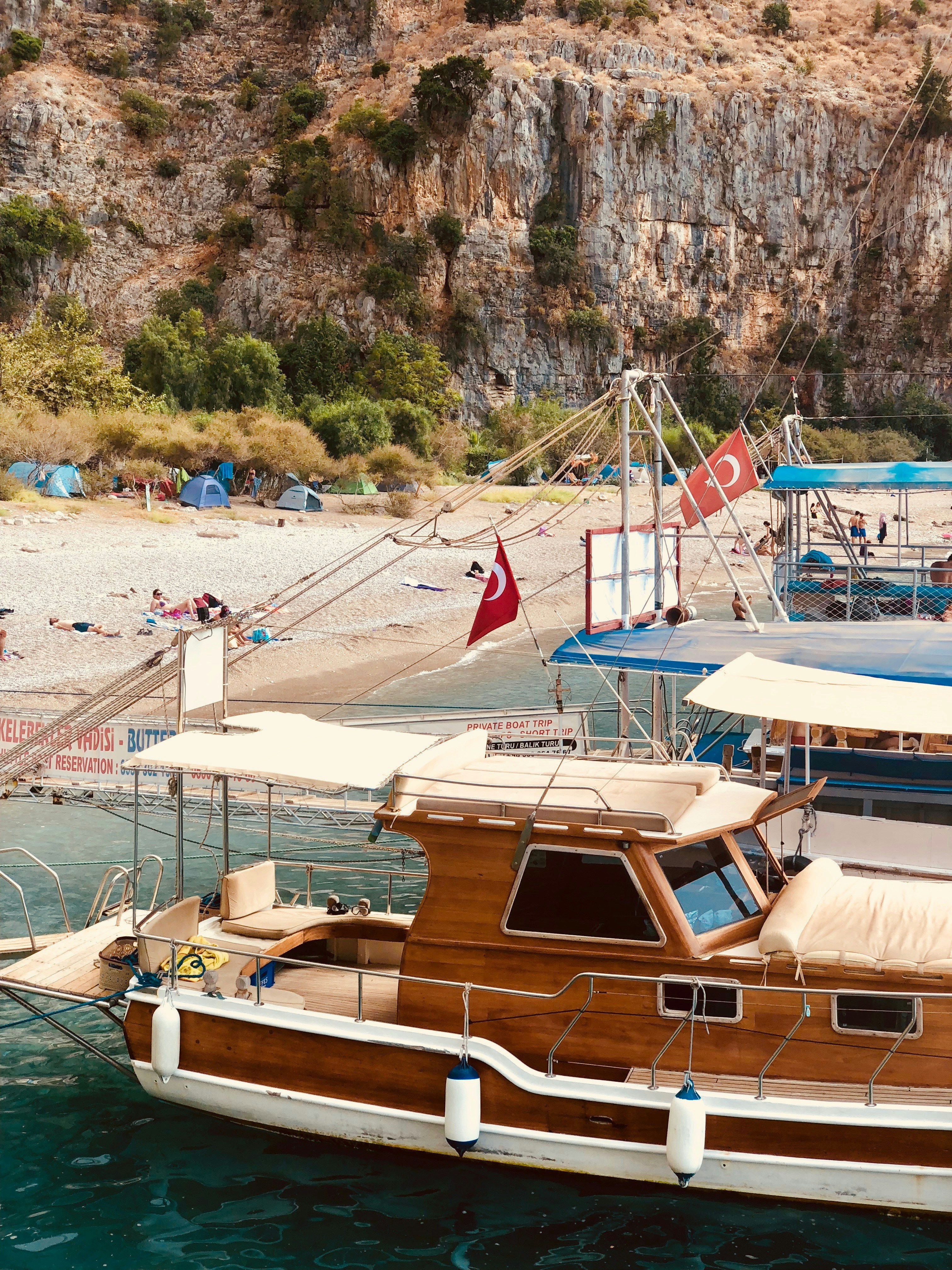 Foto Gente en la playa durante el día – Imagen Turco gratis en Unsplash