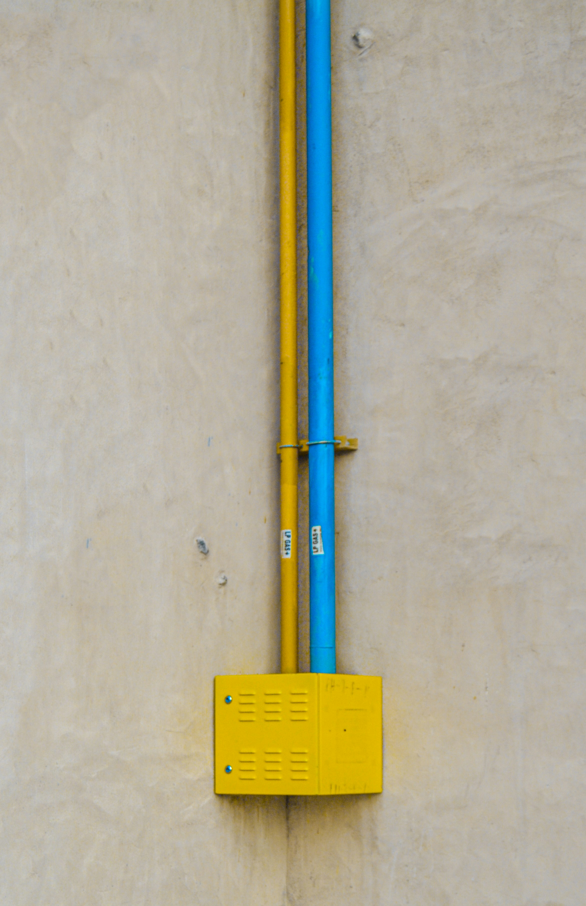 Blue and yellow metal rod photo – Free Wallpaper Image on Unsplash