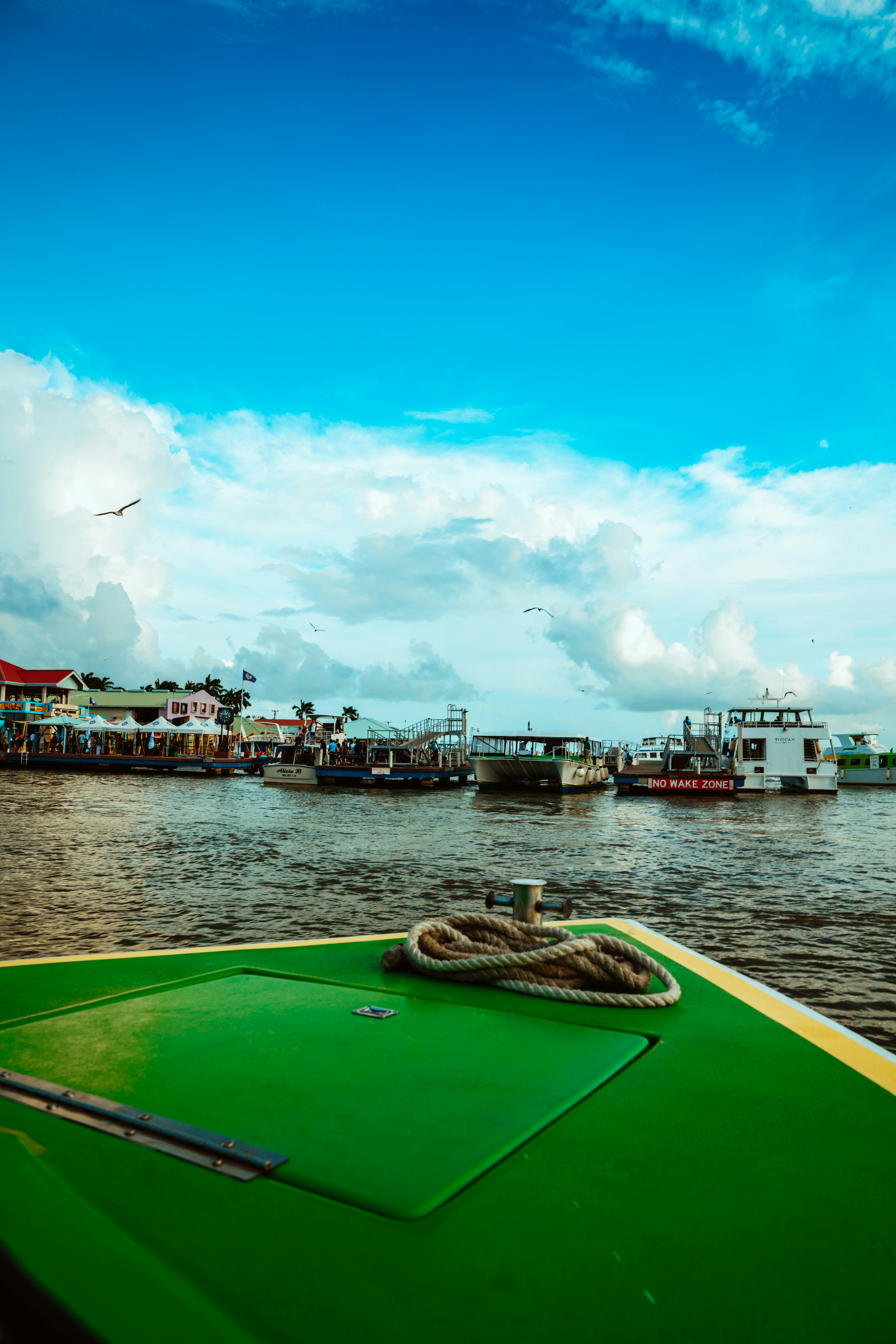 Foto Barco verde y blanco en el mar bajo el cielo azul durante el día ...