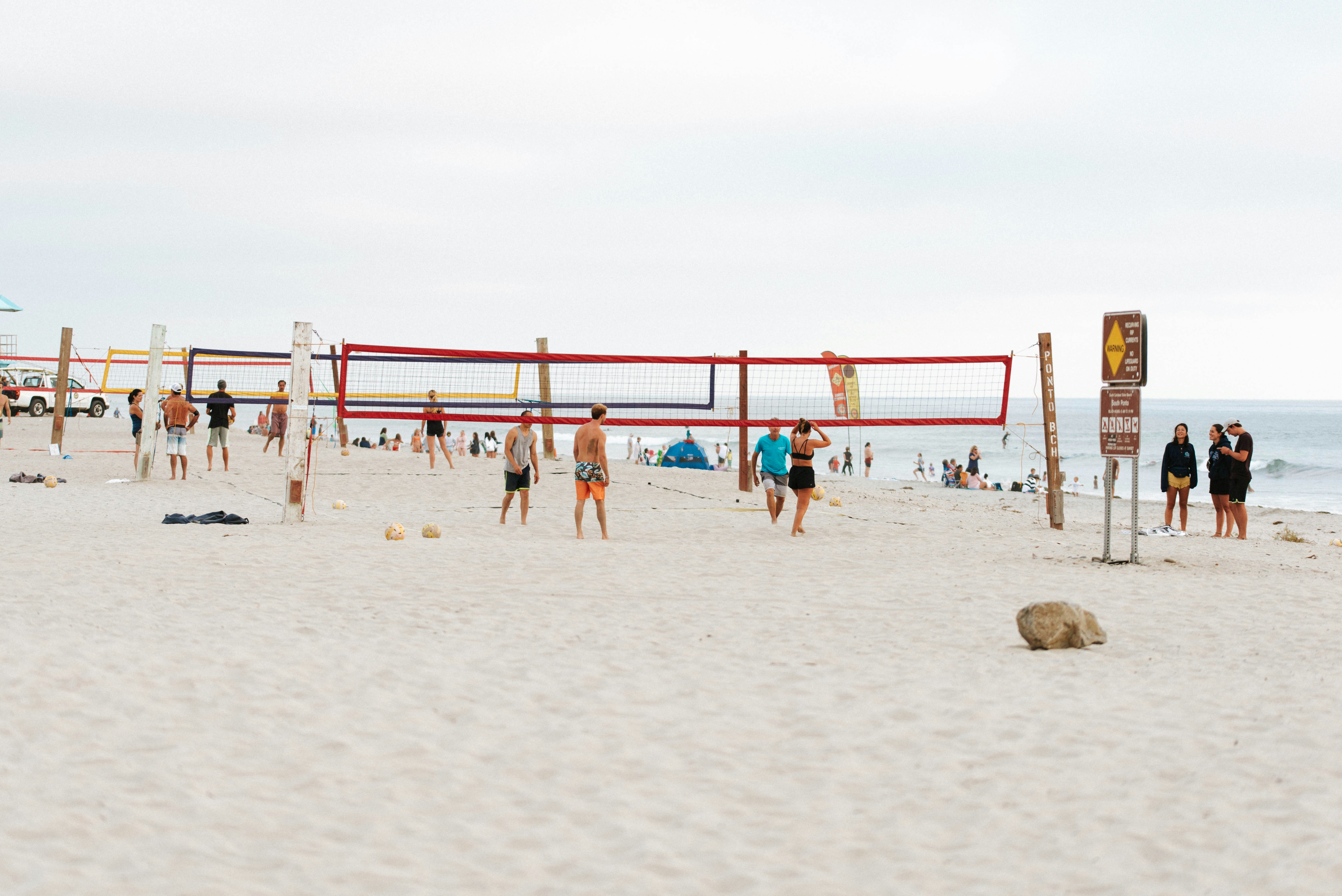 Central Net, Quiet Heat: A Casual Beach Volleyball Moment