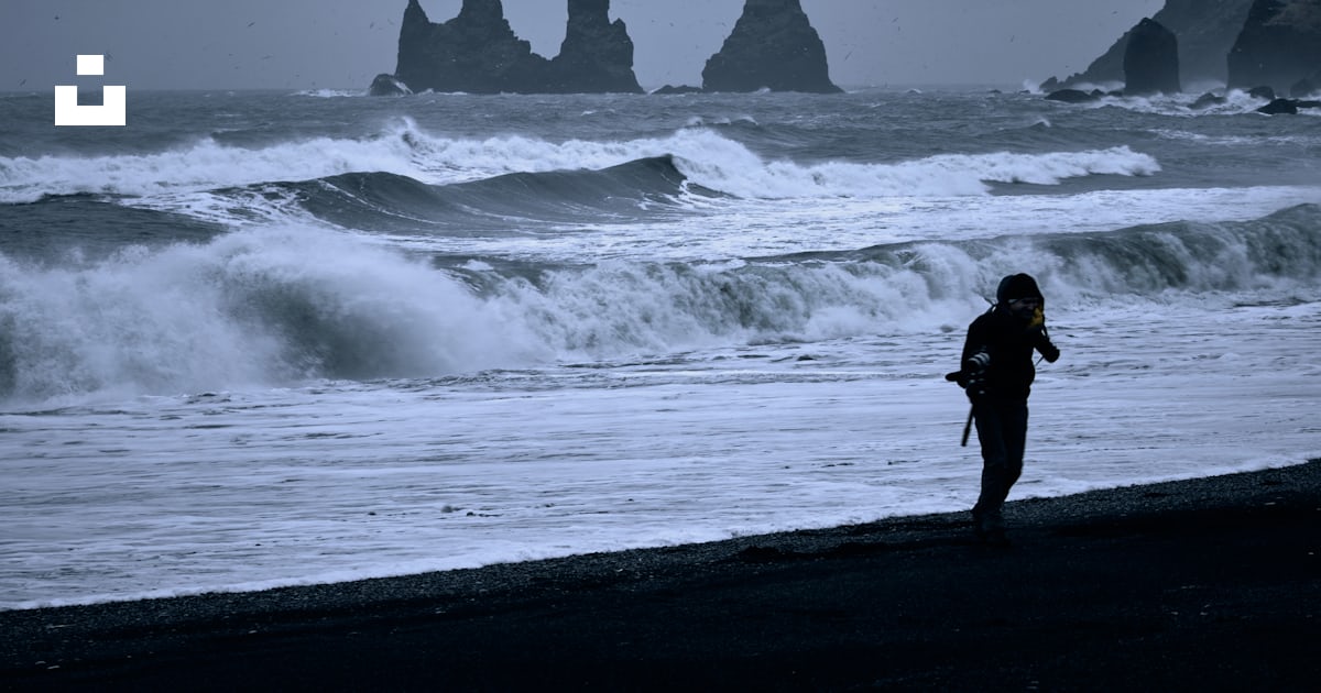 Foto Silueta De La Persona De Pie En La Orilla Del Mar Cerca De Las