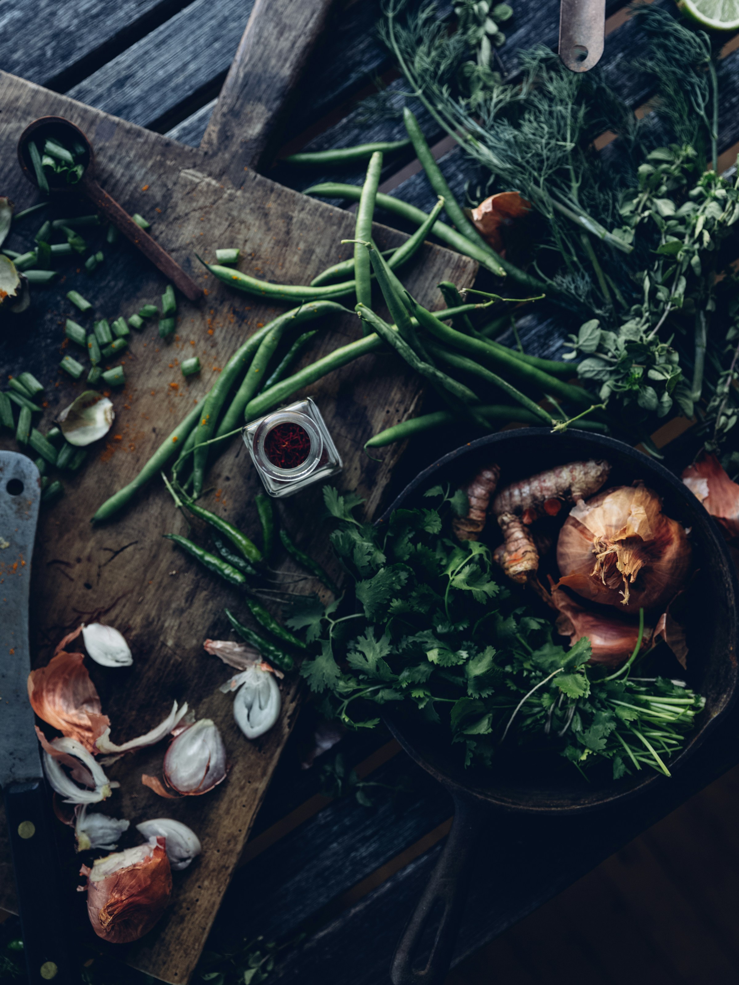 Grüne Blätter auf braunem Holztisch Foto – Kostenloses Bild zum Thema ...