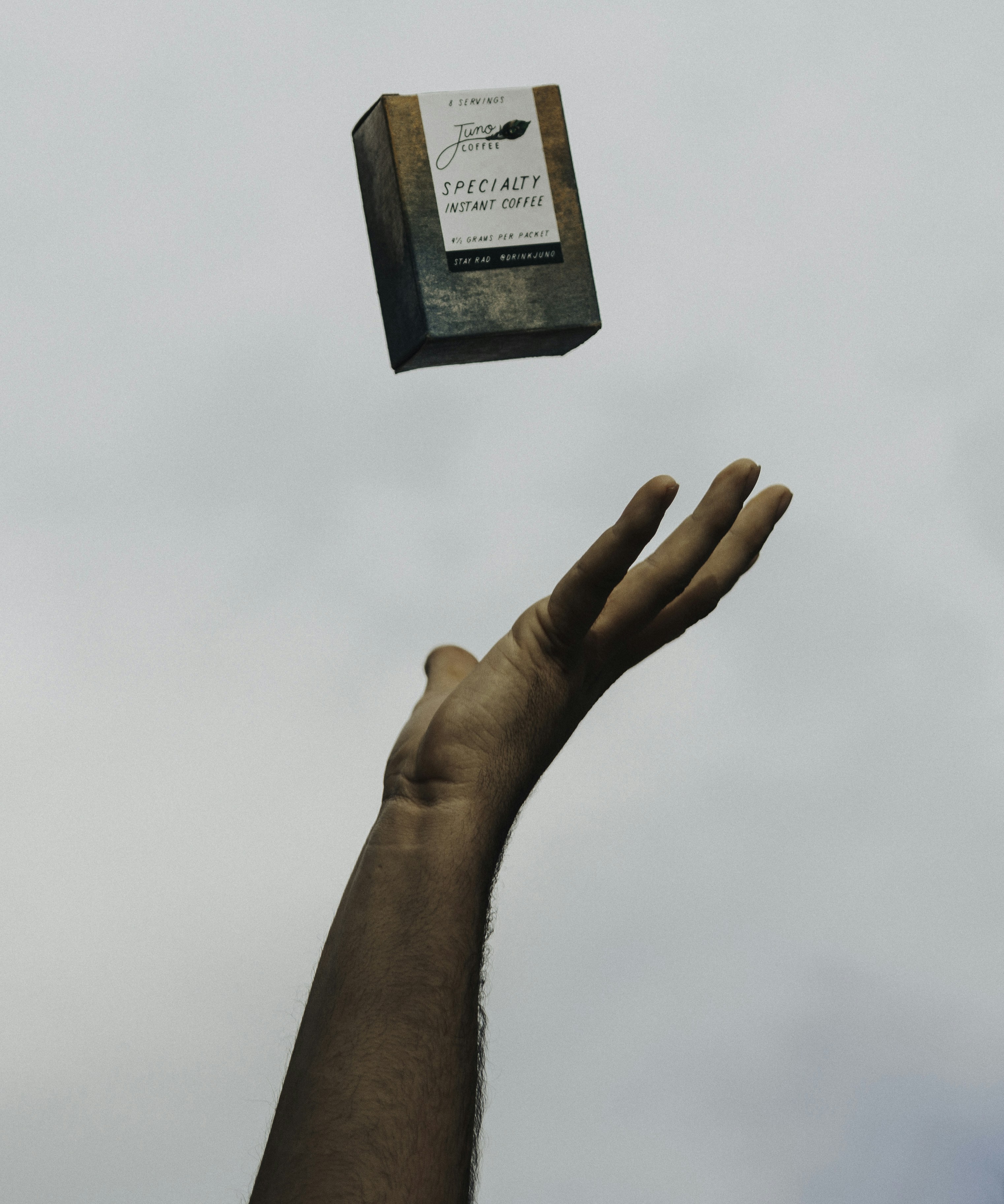 Persona sosteniendo adorno cuadrado gris y negro foto – Imagen de ...