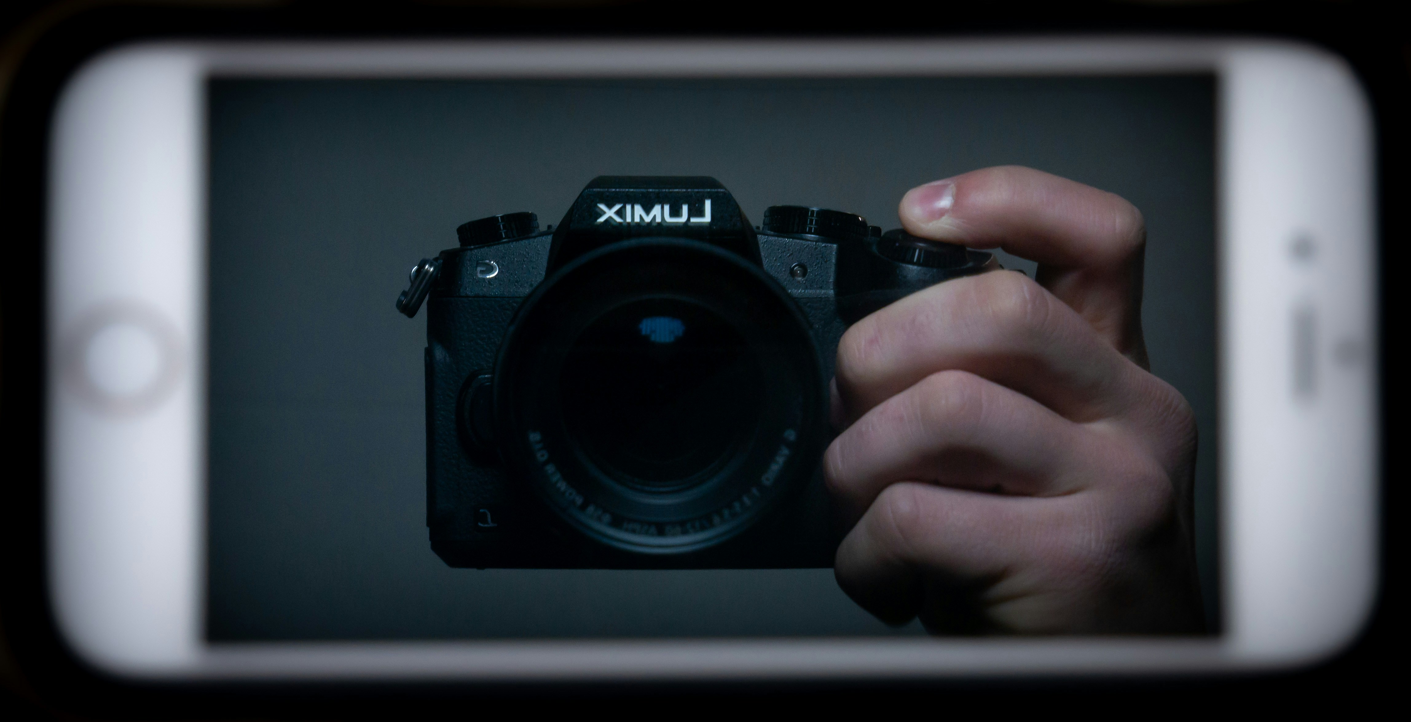 Screen-Frame Reflection: A Hand-Held XIMU Camera in a Smartphone Viewfinder