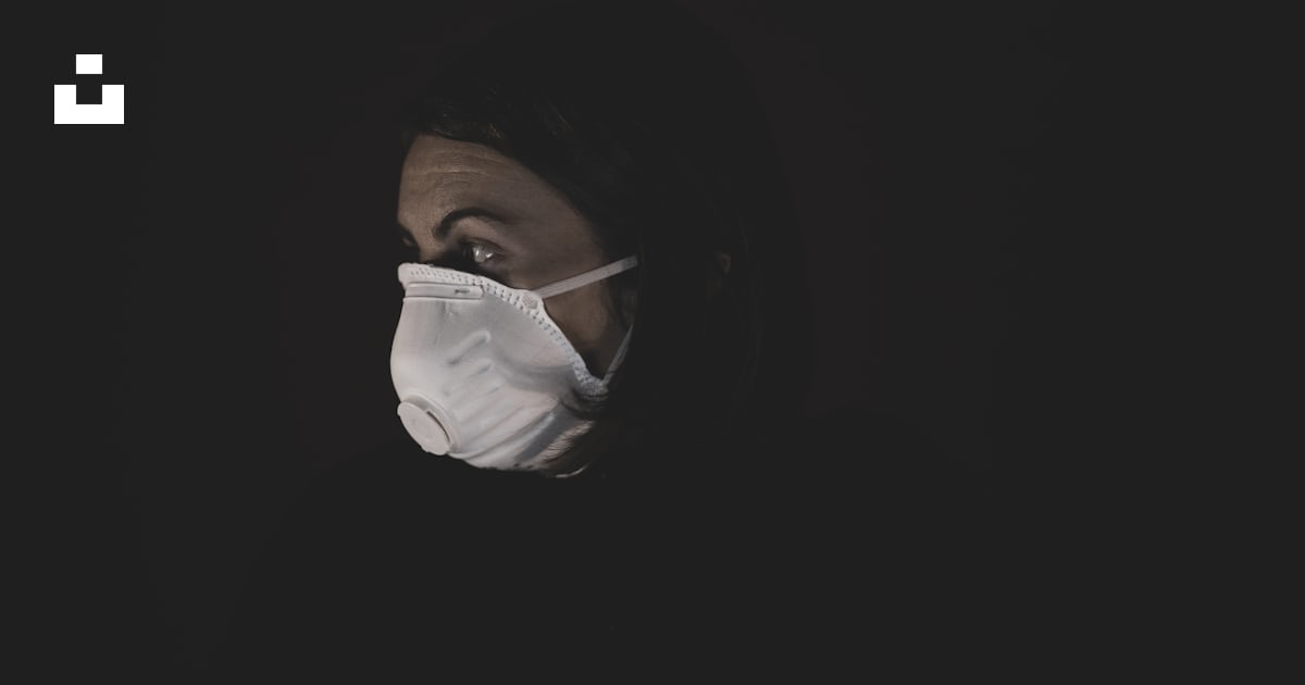하얀 얼굴 마스크를 쓴 여자 사진 Unsplash의 무료 코비드 이미지