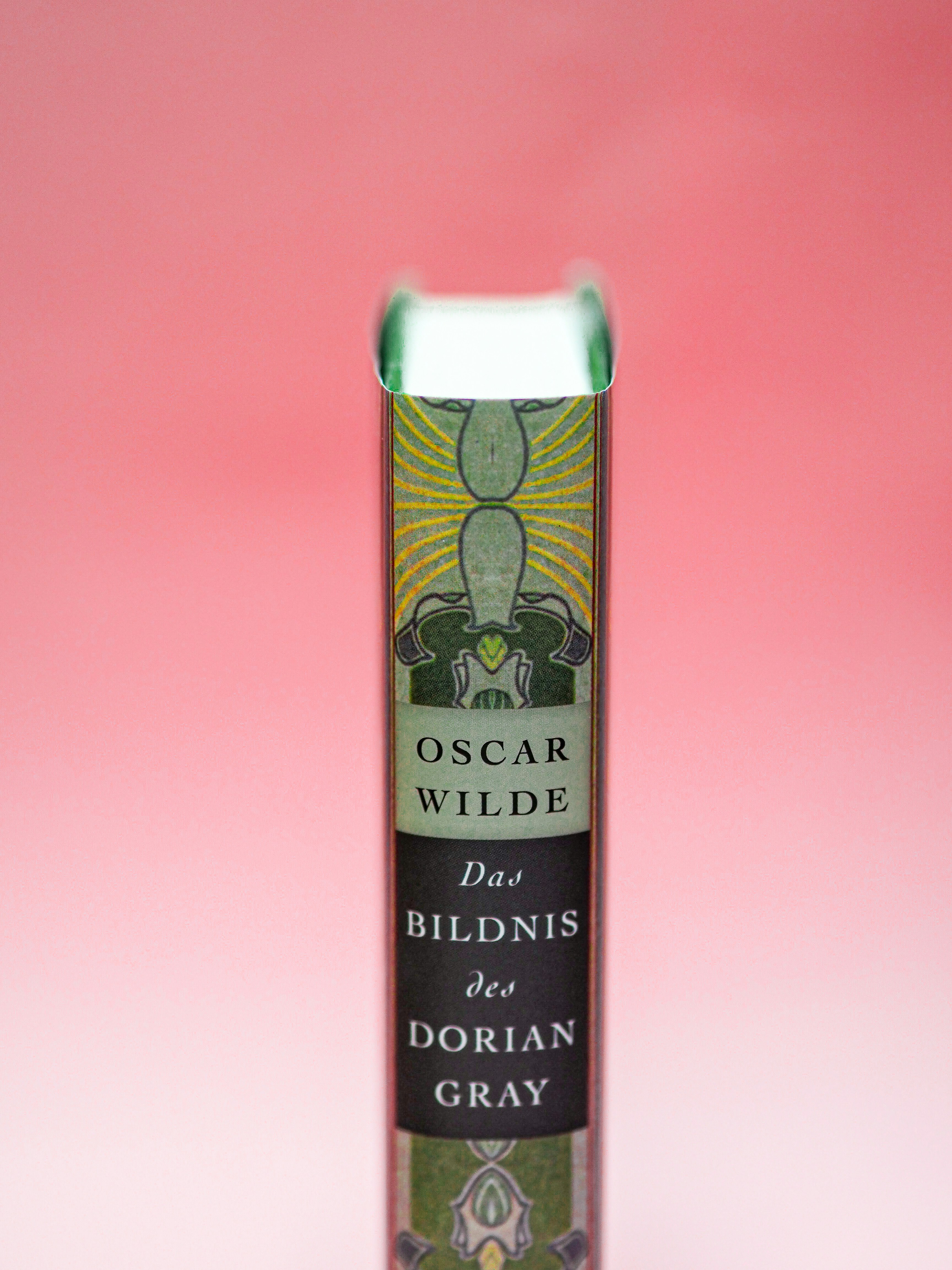 The Spine that Holds a Mystery: Oscar Wilde’s Das Bildnis des Dorian Gray