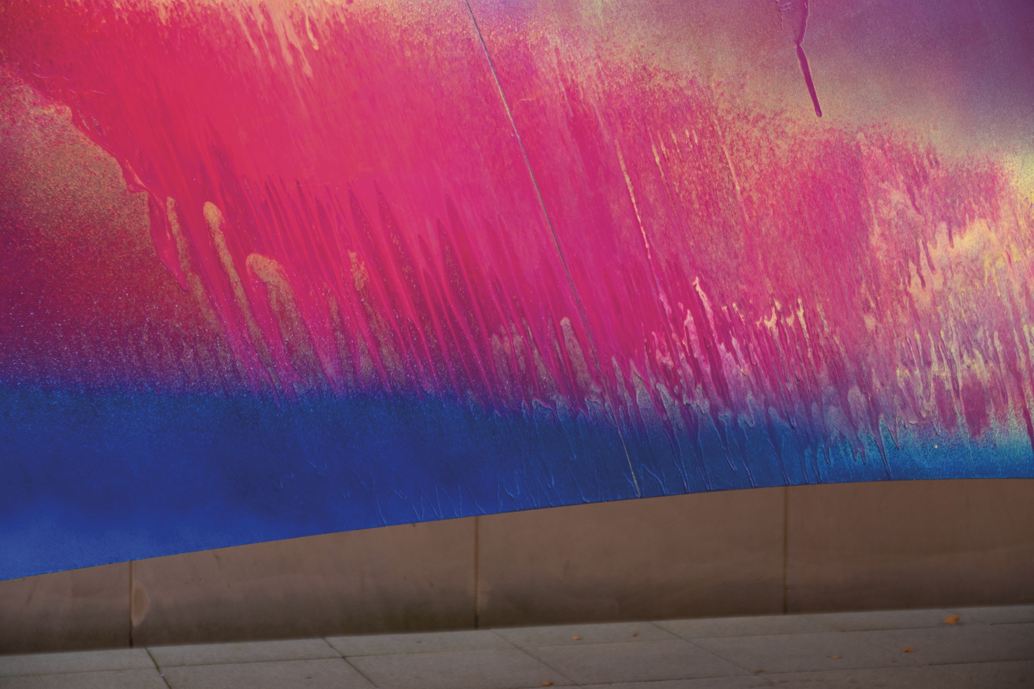 Color Run: Gradient Graffiti on a Curved Wall