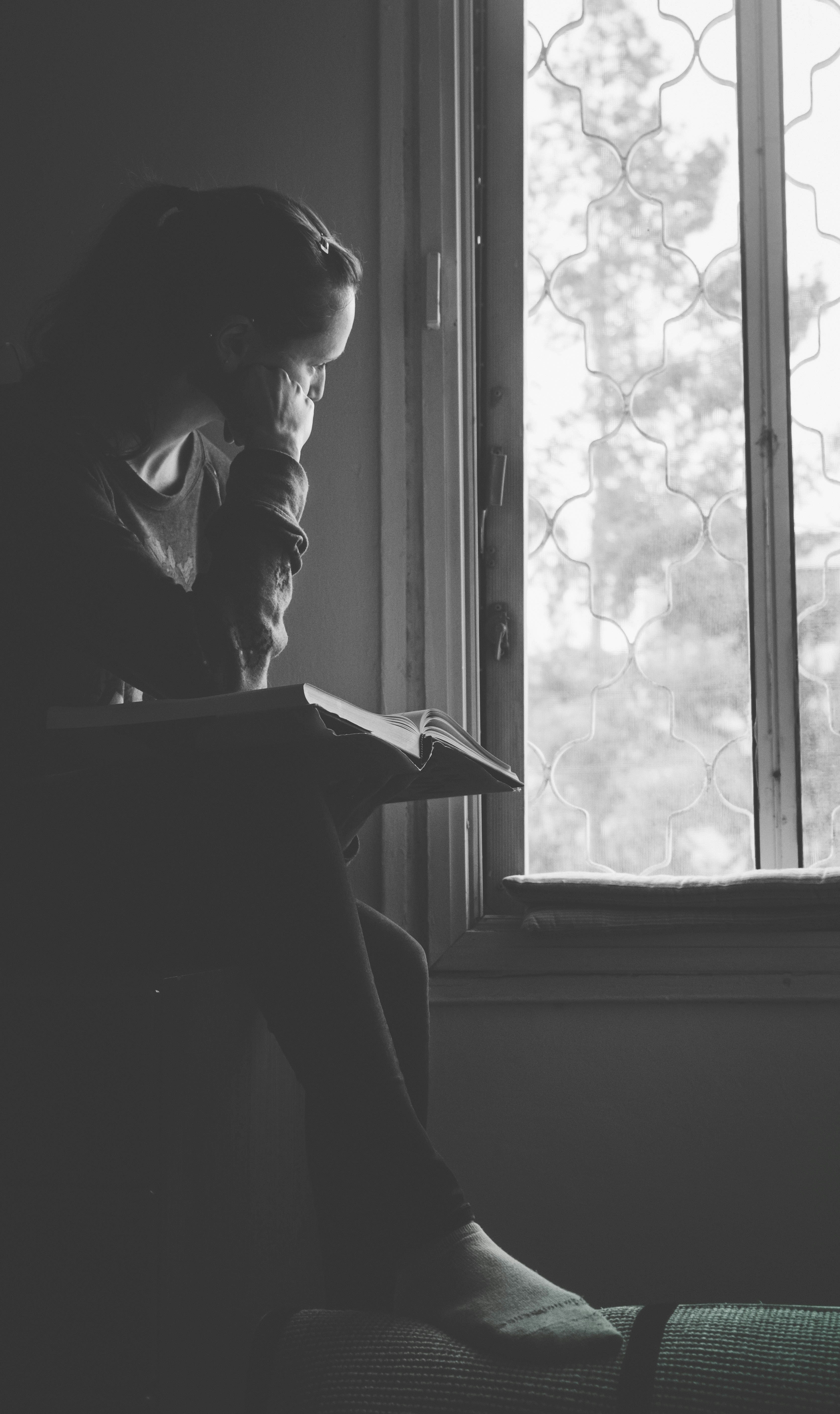 Grayscale photo of man reading book photo – Free Grey Image on Unsplash