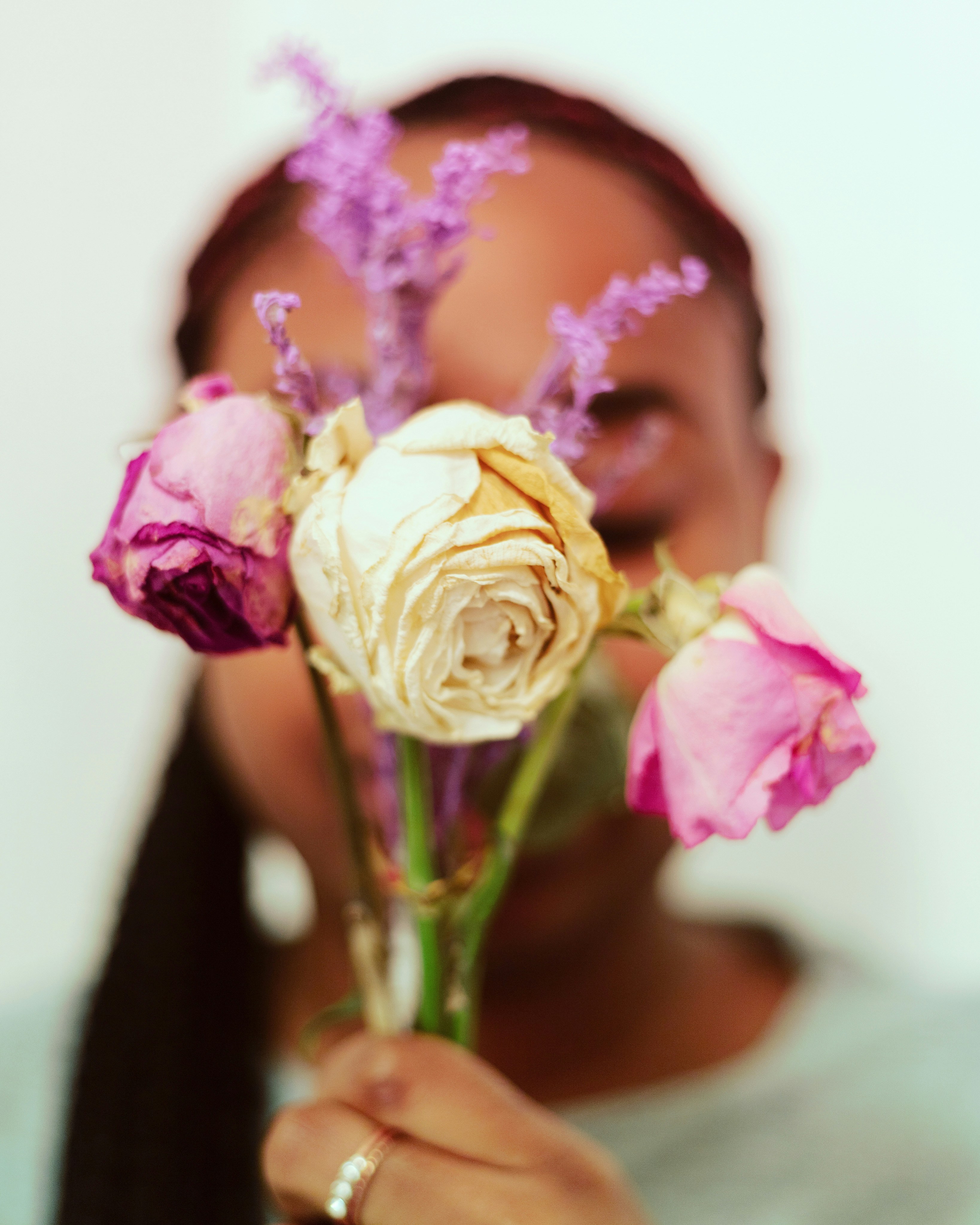 Woman holding pink rose bouquet photo – Free Flower Image on Unsplash