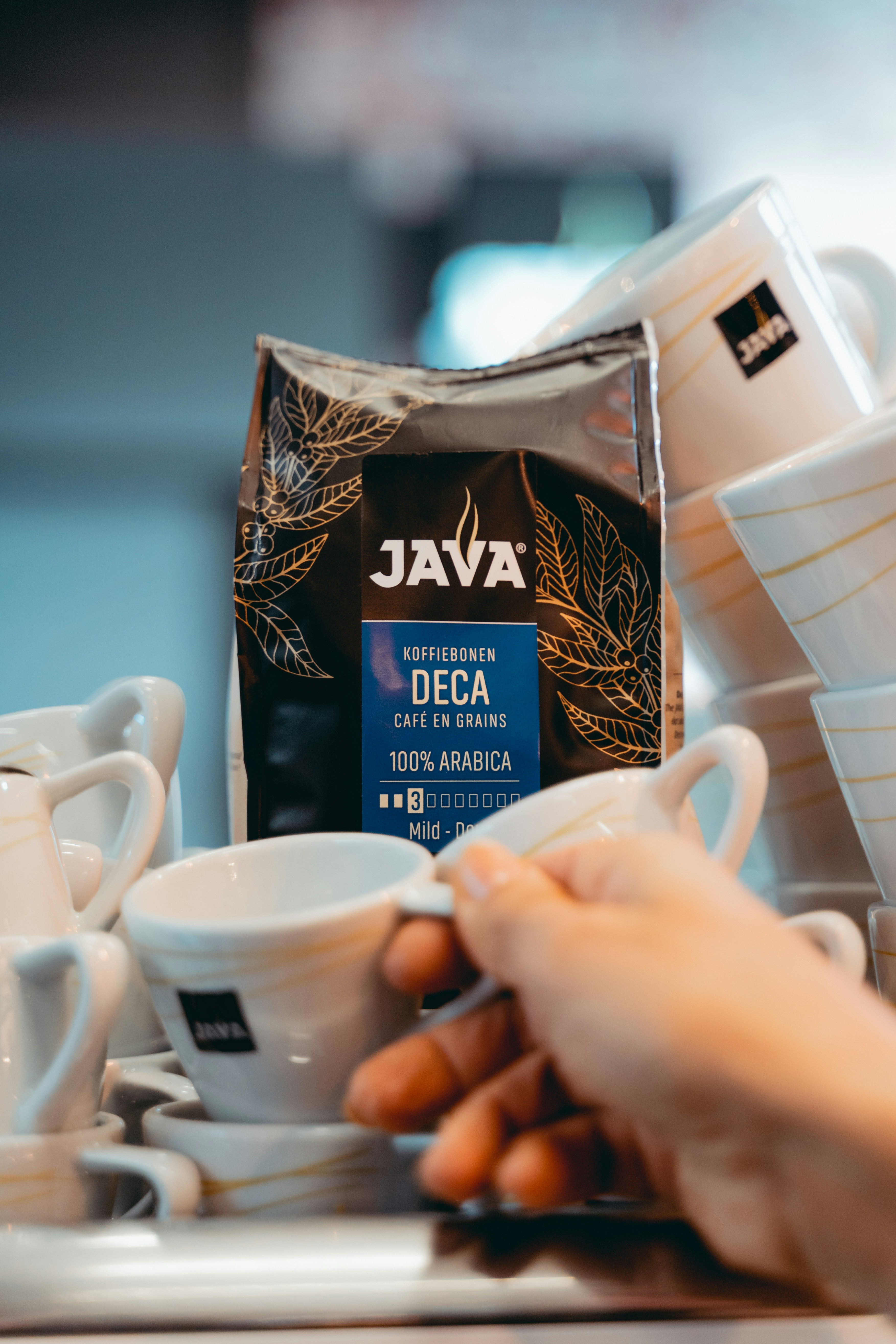 Foto Taza de cerámica blanca sobre platillo de cerámica blanca – Imagen Cafetería Java gratis en ...