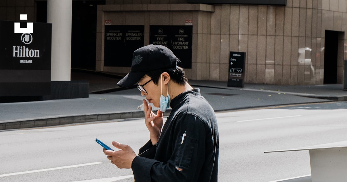 검은 긴 소매 셔츠와 갈색 바지를 입은 남자가 낮 동안 회색 콘크리트 도로에 서 있다 사진 Unsplash의 무료 브리즈번