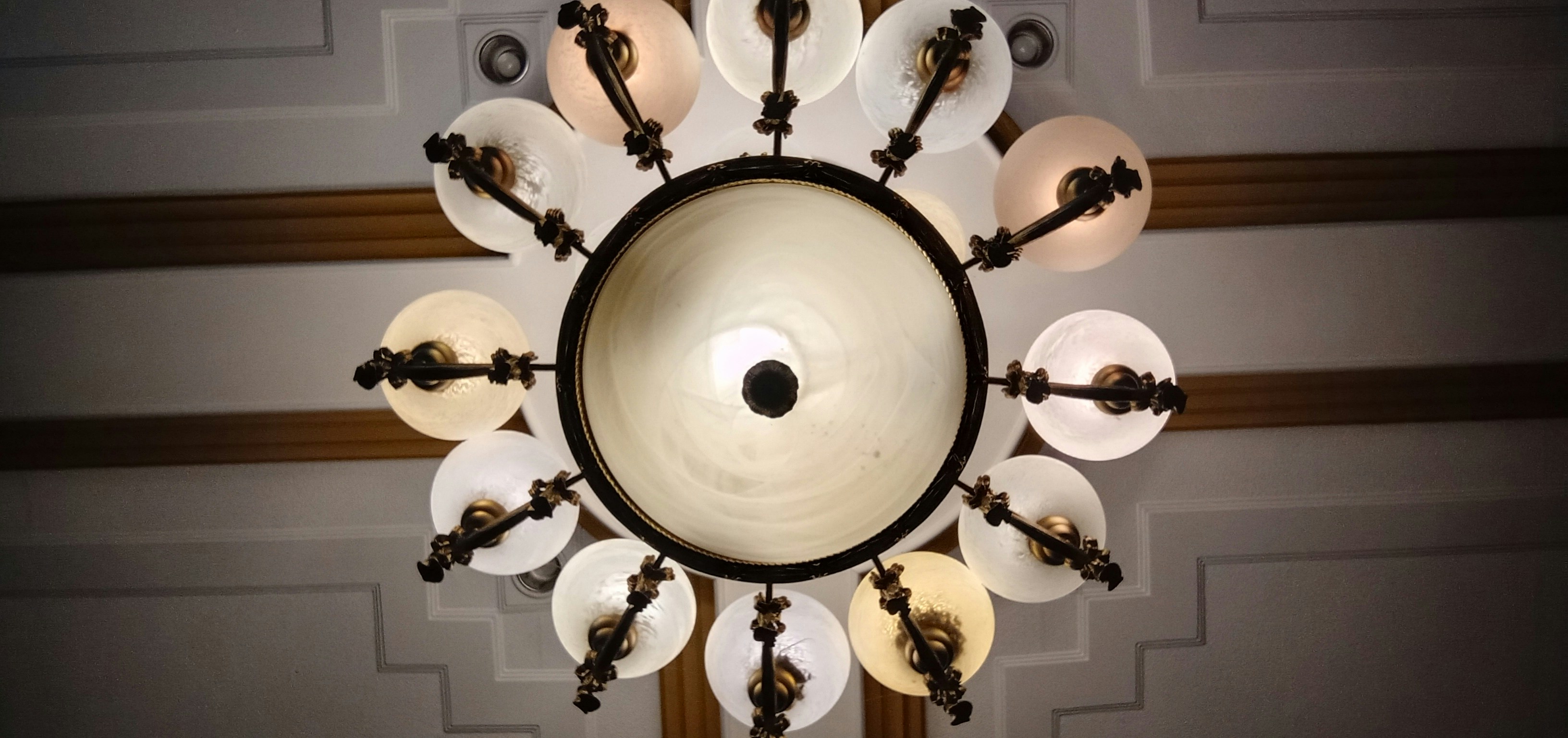 Lustre blanc et or allumé dans la chambre photo – Image gratuite de ...
