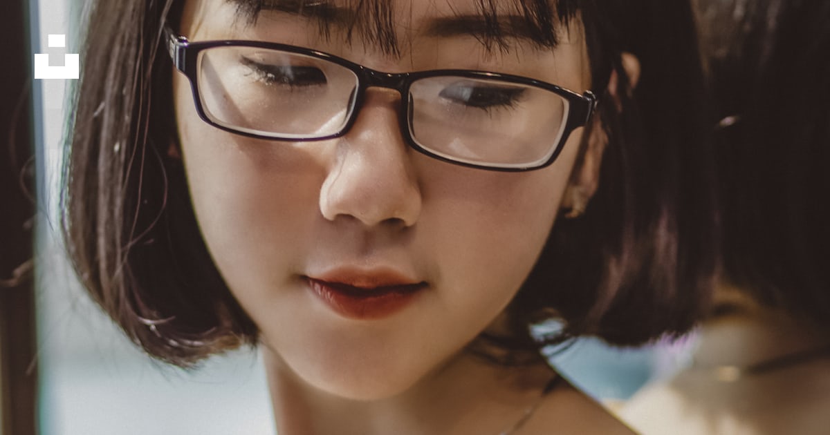 검은 액자 안경을 쓴 노란색 니트 셔츠를 입은 여자 사진 Unsplash의 무료 호치민 이미지