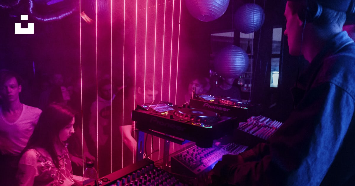 어두운 방에서 음악을 믹싱하는 Dj 사진 Unsplash의 무료 모스크바 이미지
