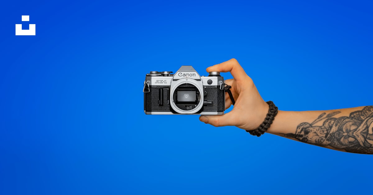은색과 검은색 Dslr 카메라를 들고 있는 사람 사진 Unsplash의 무료 벽지 이미지