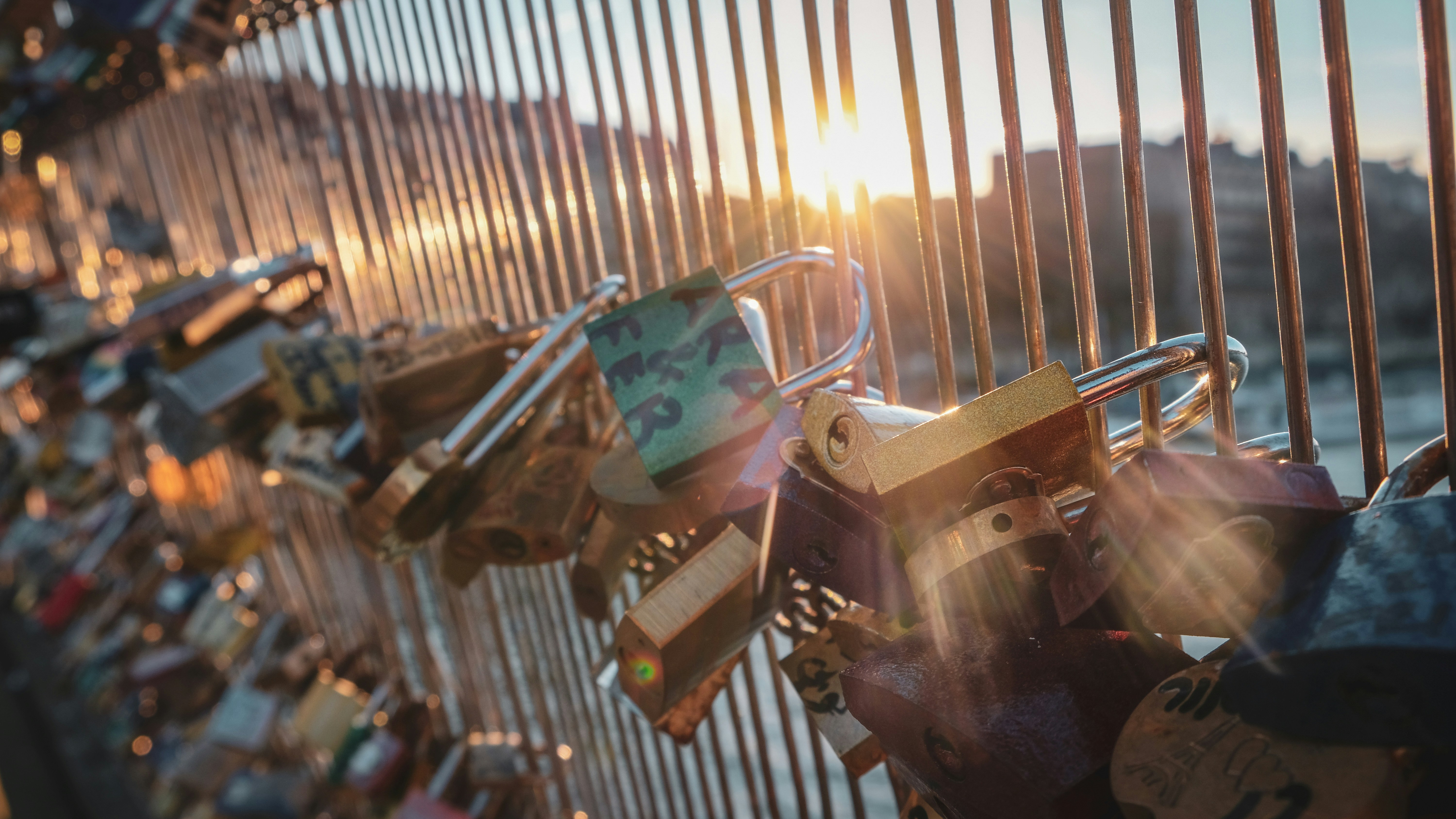Candado en la valla durante el día foto – Imagen de París gratuita en ...