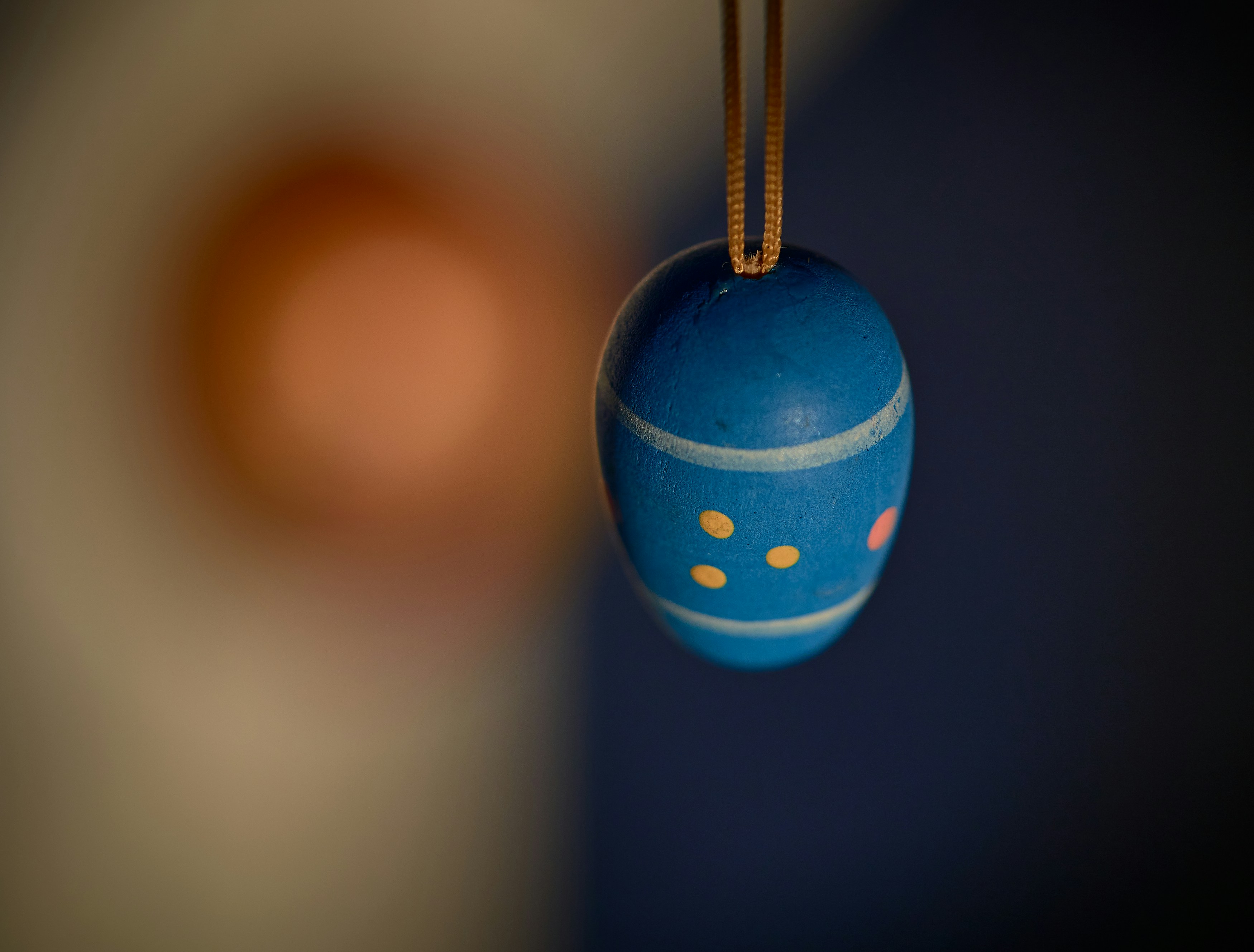 Blue Easter Egg in Focus: A Suspended Moment of Craft and Color