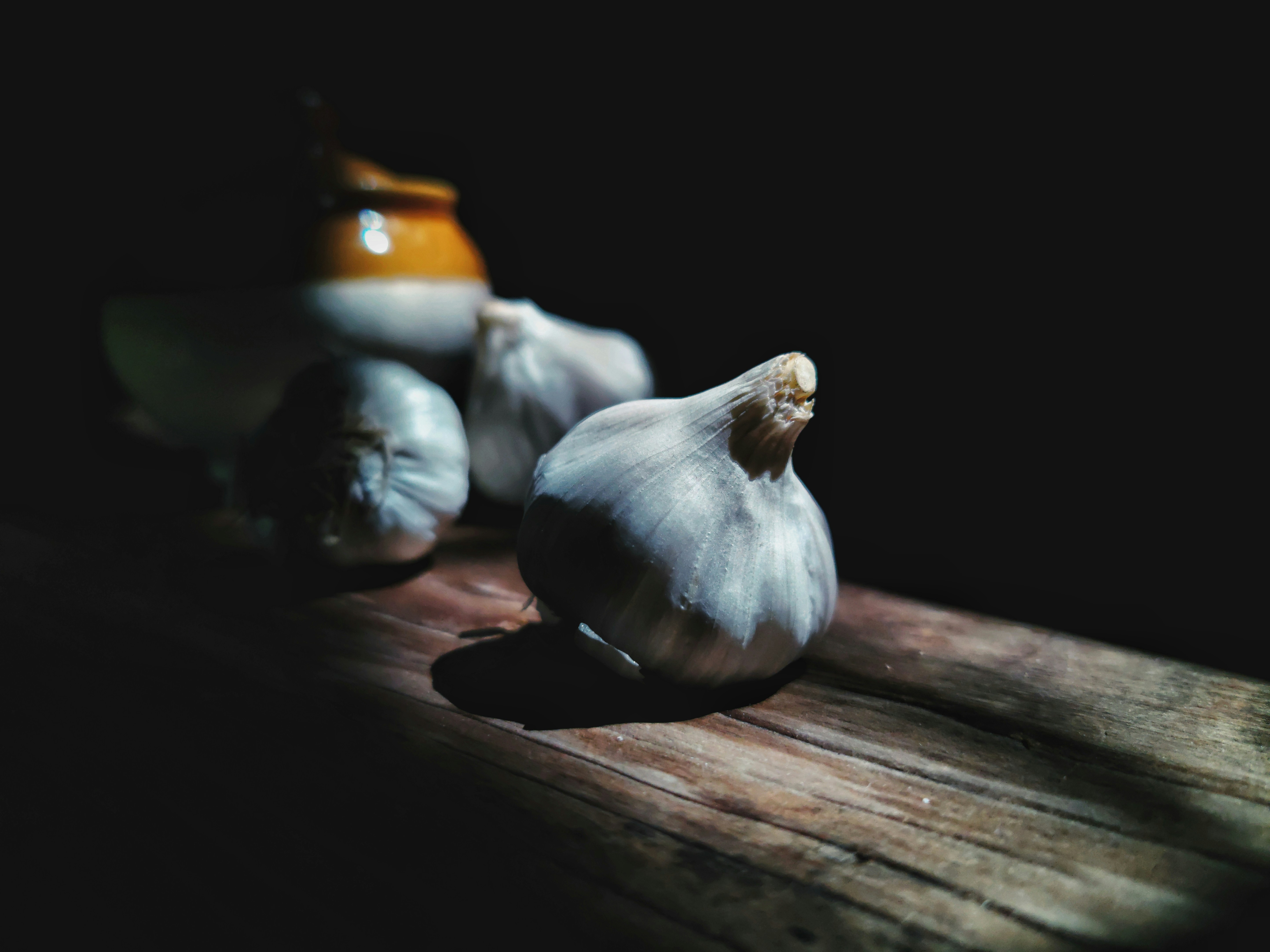 White garlic on brown wooden table photo – Free Food Image on Unsplash
