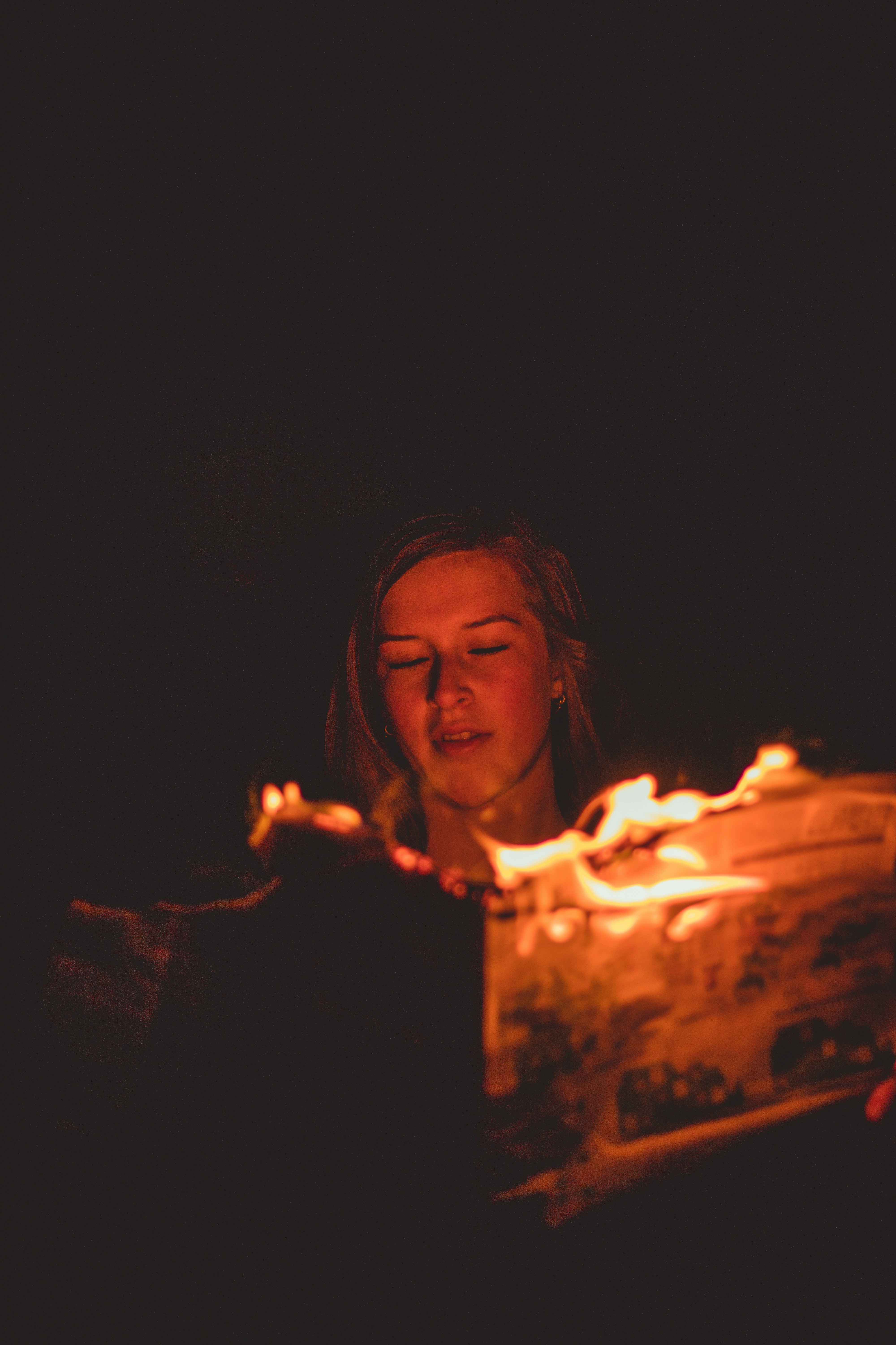 Foto Muchacha sosteniendo vela encendida frente a vela encendida ...