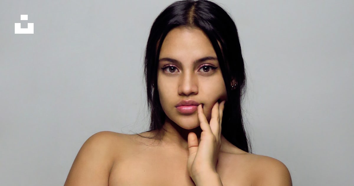 Femme Aux Seins Nus Couvrant Sa Poitrine Avec Une Serviette Blanche