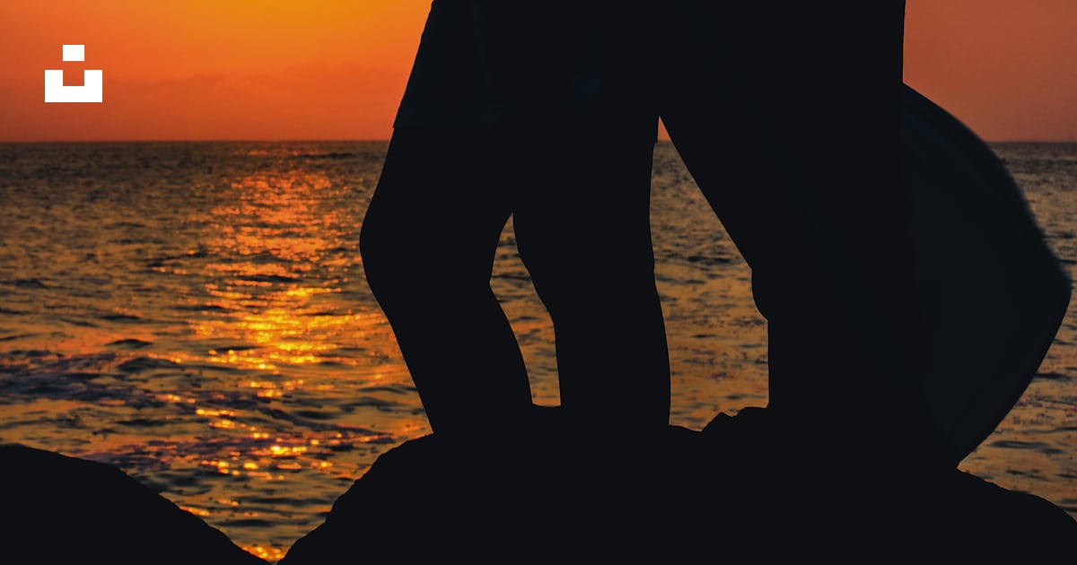Foto Silueta De Hombre Y Mujer Besándose Durante La Puesta Del Sol