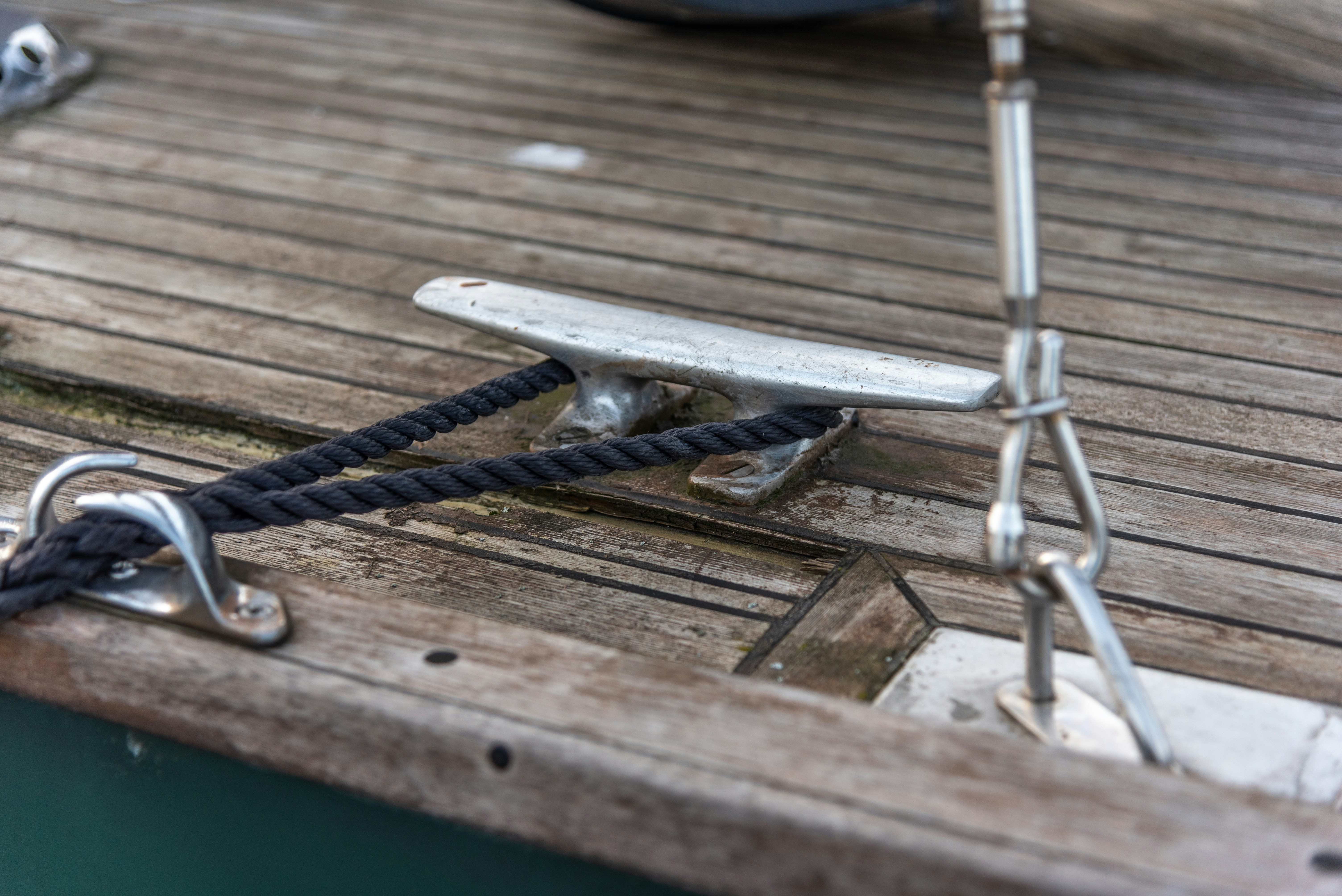Corde noire sur une planche en bois marron photo – Photo Gris Gratuite ...