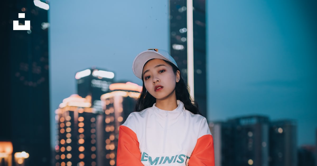 灰色のコンクリートの上に座っている赤と白の長袖シャツと青いデニムジーンズの女性の写真 Unsplashの重慶の無料画像