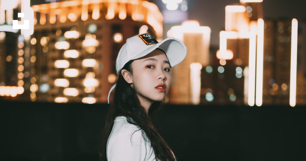 흰색 긴 소매 셔츠와 회색 치마에 검은 선글라스를 쓴 여자 사진 Unsplash의 무료 충칭 이미지