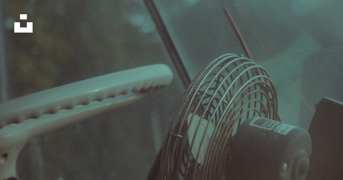 흰색과 검은 색 스탠드 팬 사진 Unsplash의 무료 회색 이미지