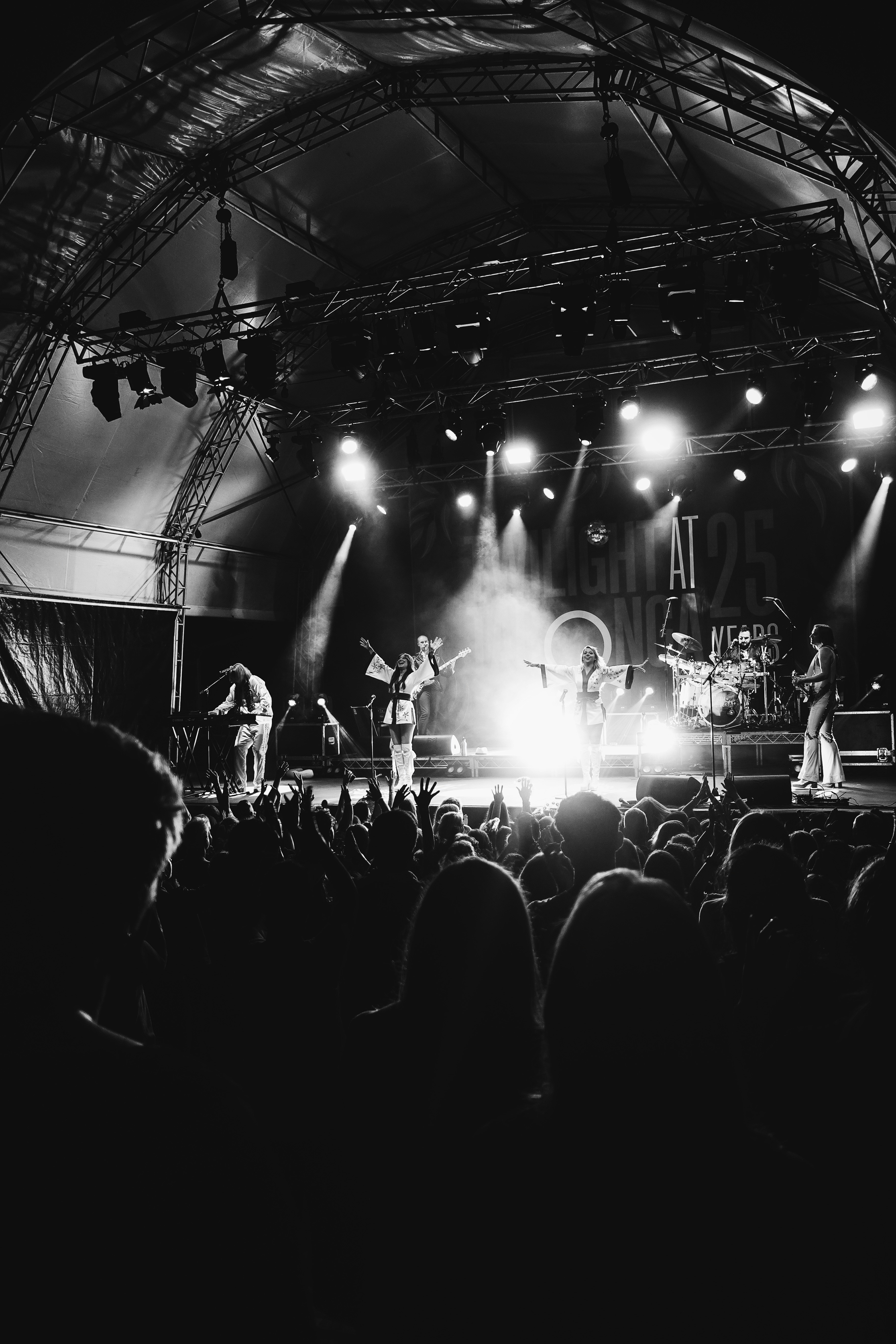 Mono Spotlight on Center Stage: A High-Contrast Live Rock Set