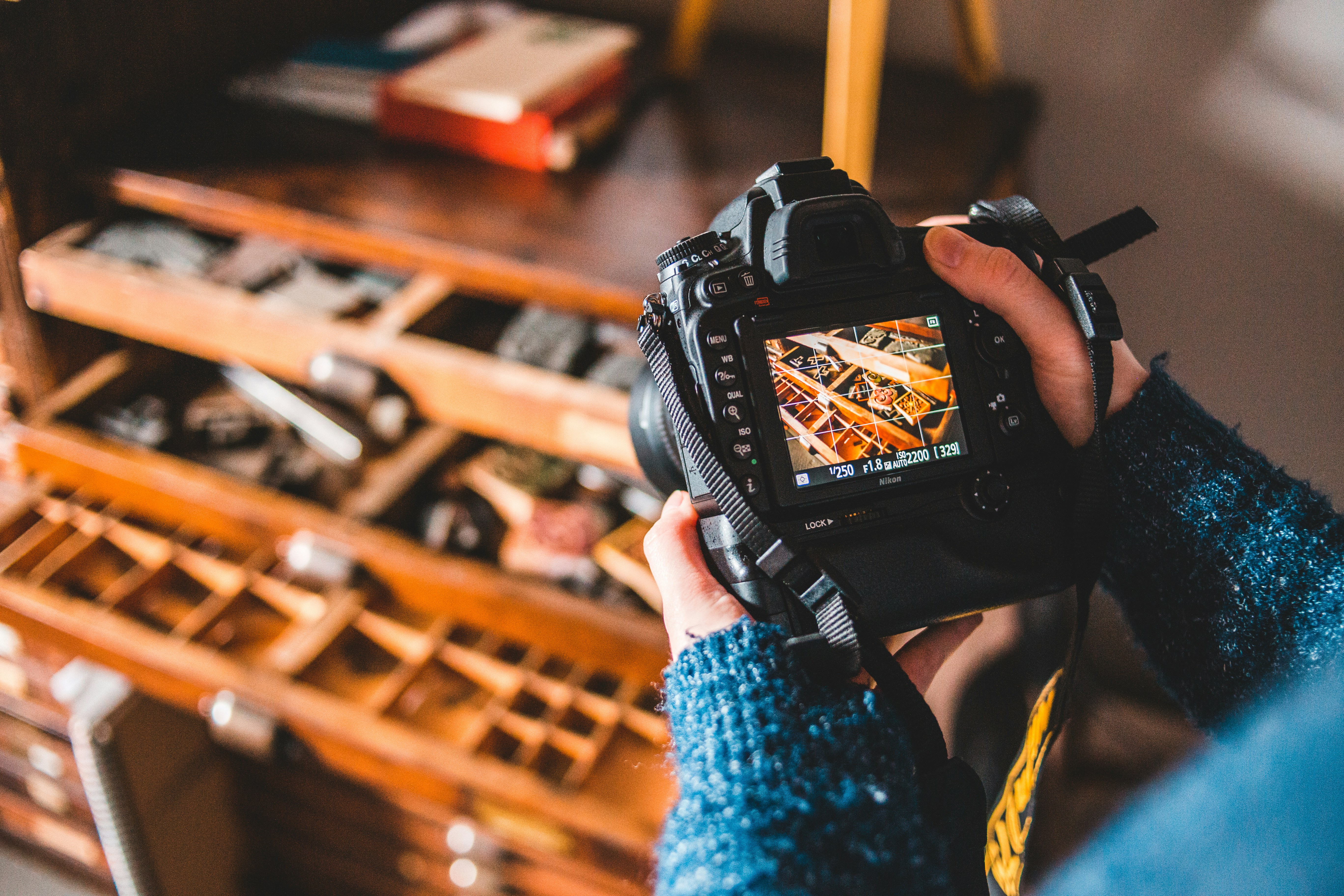 Hands-on Framing: A Photographer's Viewfinder on a Wooden Display