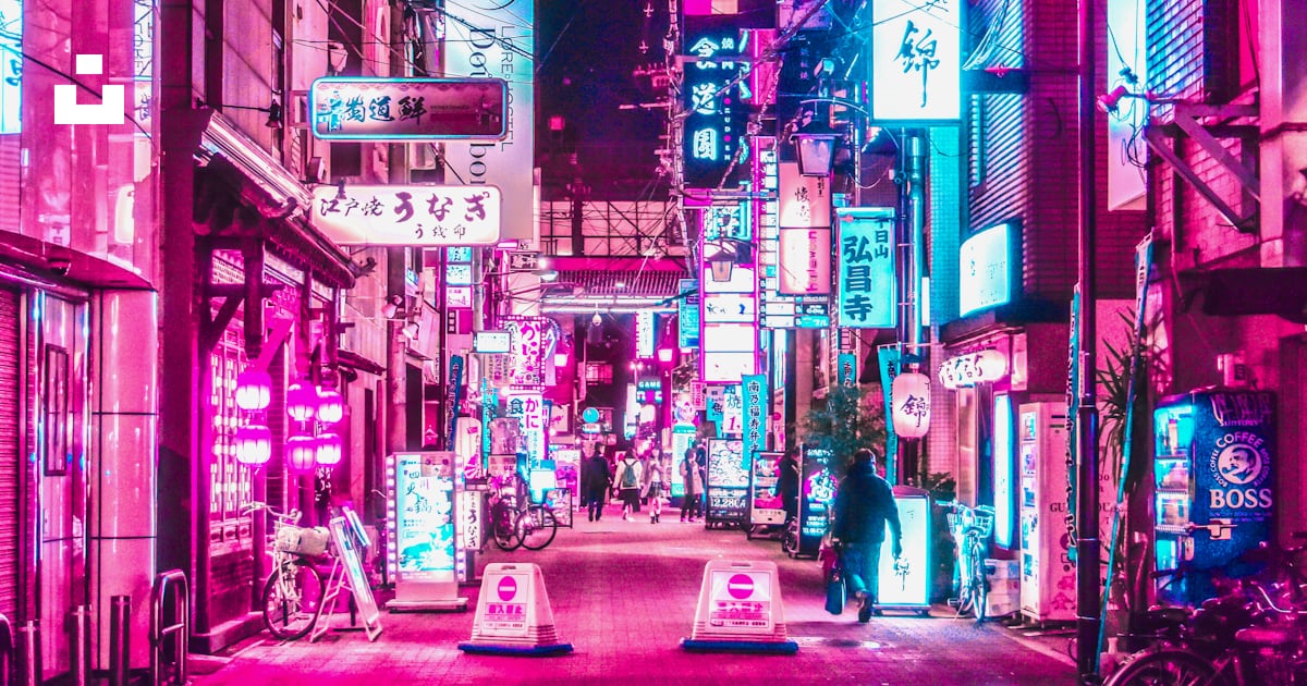 야간에 건물 사이의 거리에 주차 된 자동차 사진 Unsplash의 무료 도시 이미지