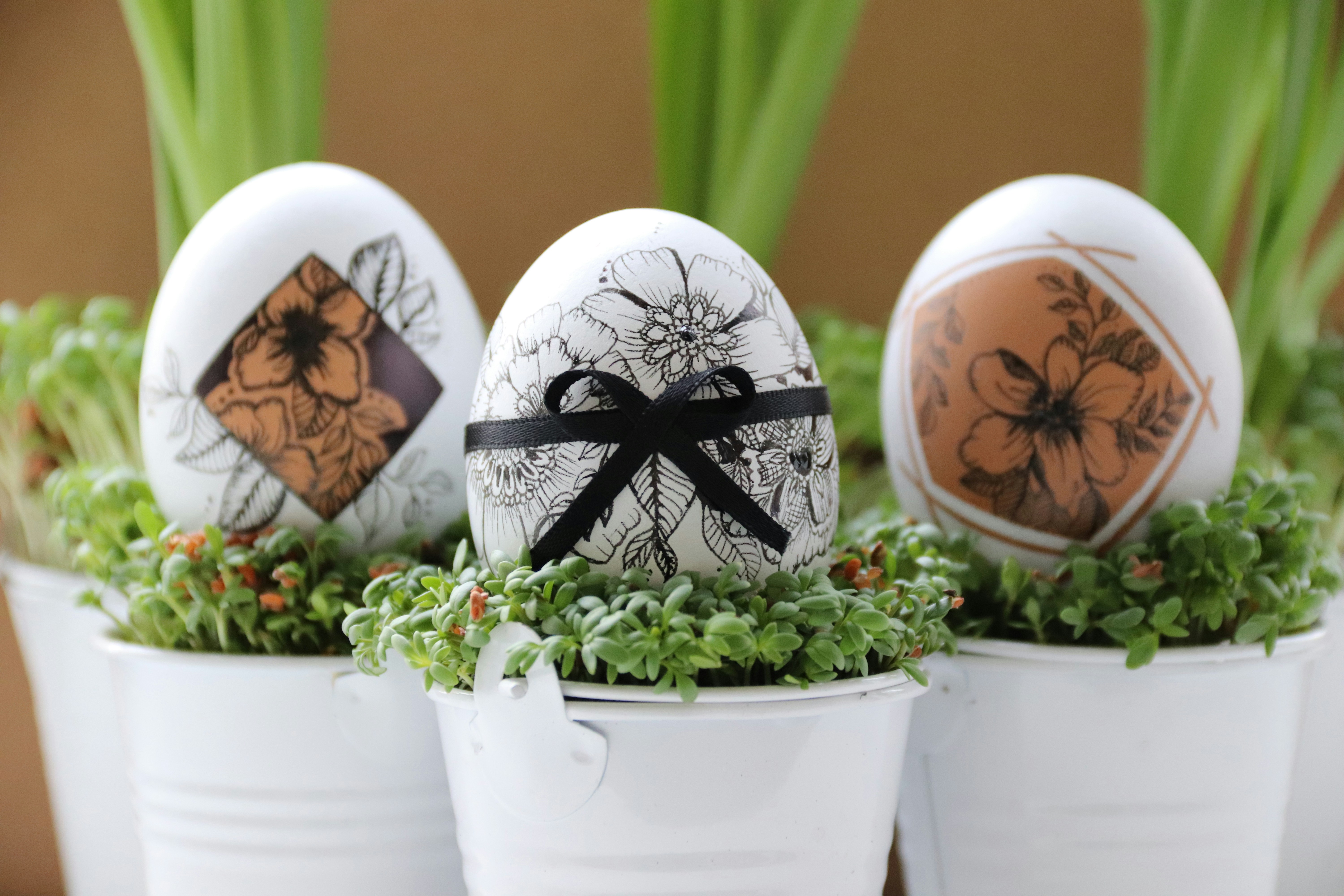 Central Ivy Egg: Floral Lace on a Painted White Shell