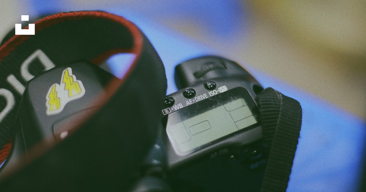 검은 색과 파란색 직물에 검은 색 Dslr 카메라 사진 Unsplash의 무료 손목 이미지
