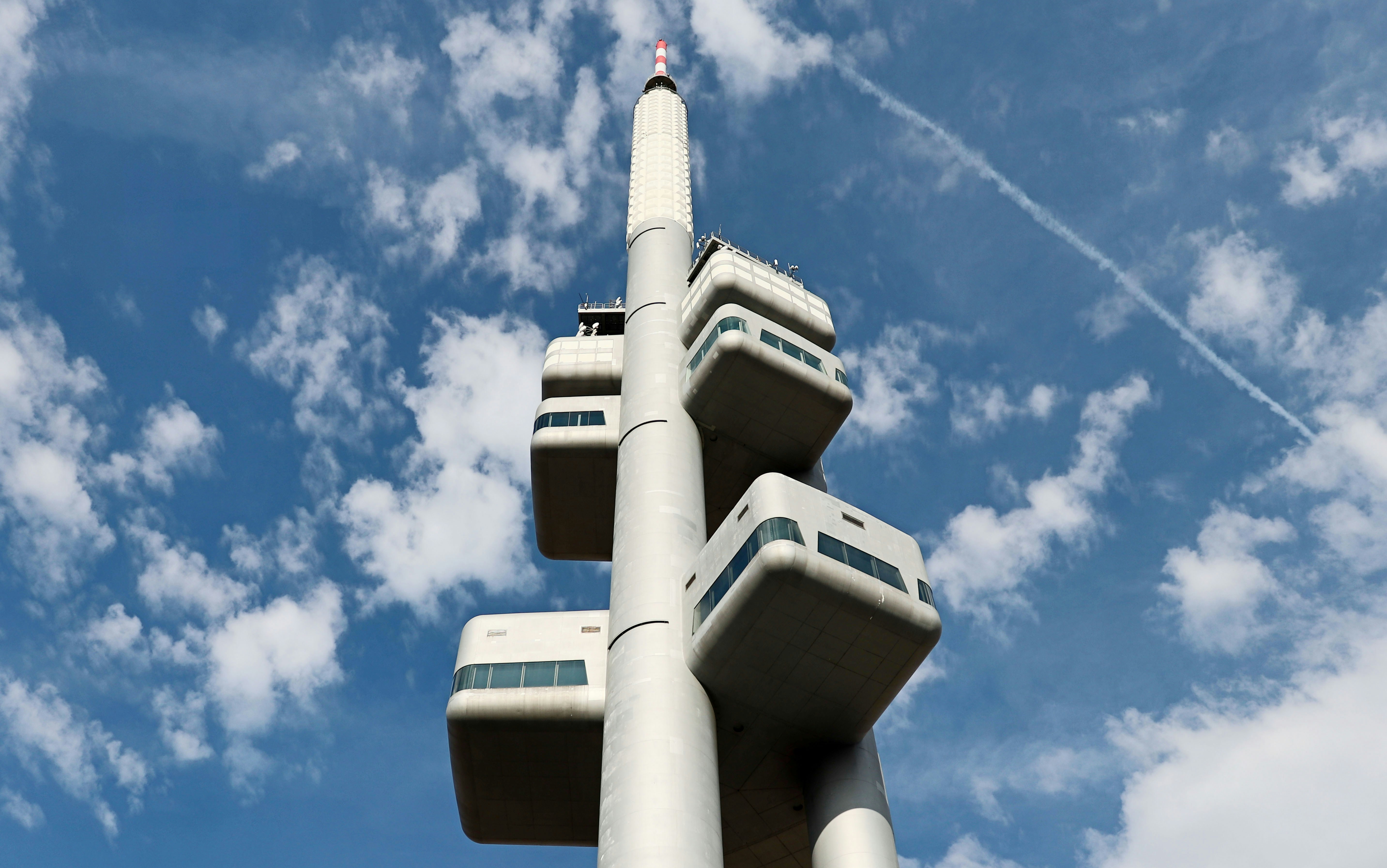 Pod-Stacked Spire: Capsule Decks Climbing the Sky