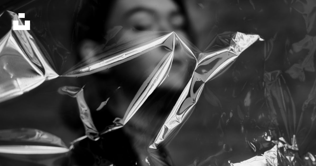 검은 셔츠를 입고 명확한 비닐 봉지를 들고 있는 여자 사진 Unsplash의 무료 실험적인 이미지