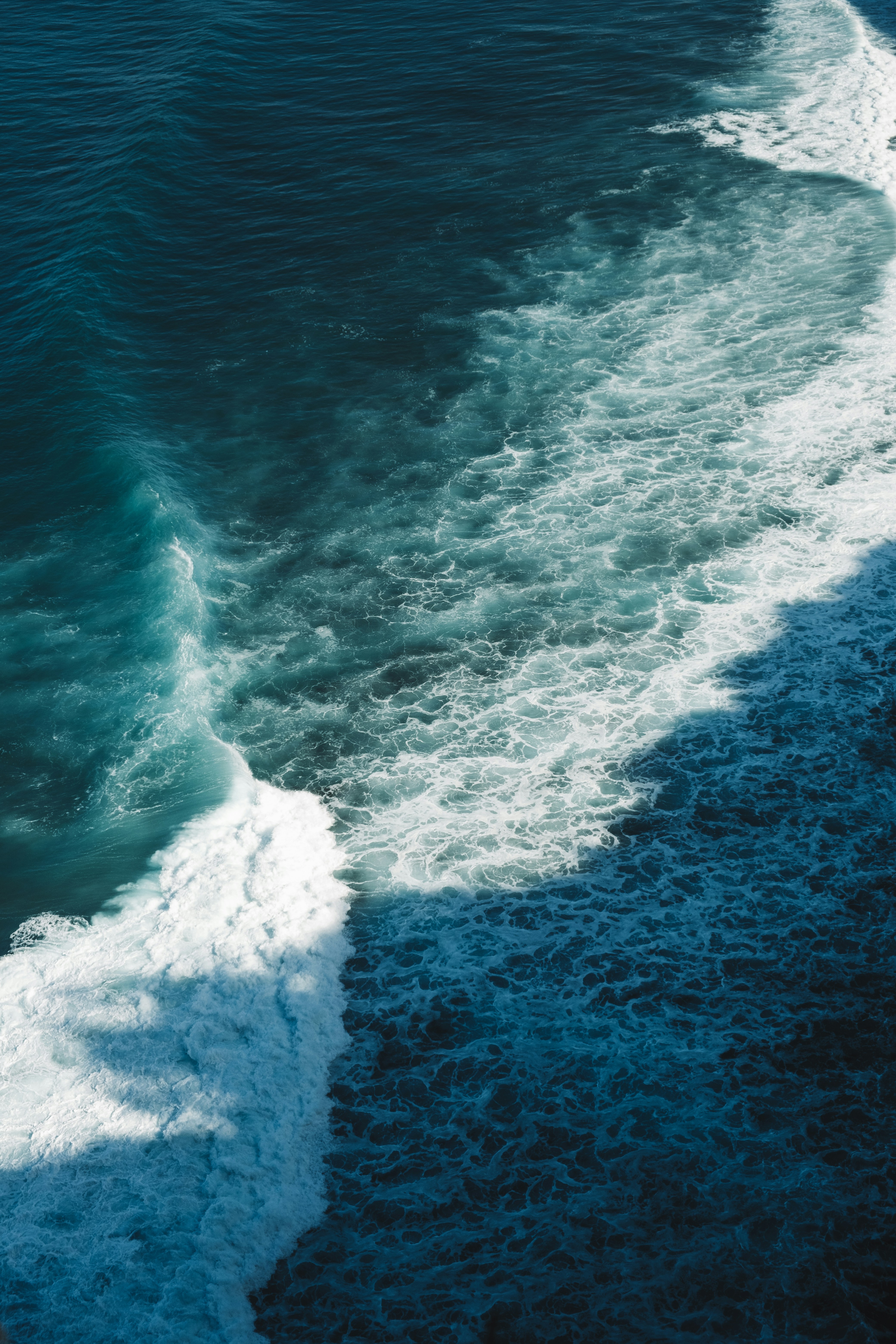Ocean waves crashing on shore during daytime photo – Free Sea Image on Unsplash